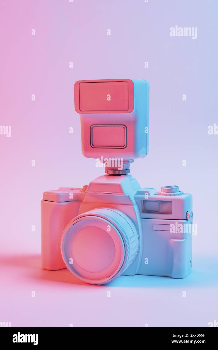 Vintage pink painted camera lens against pink backdrop Stock Photo - Alamy