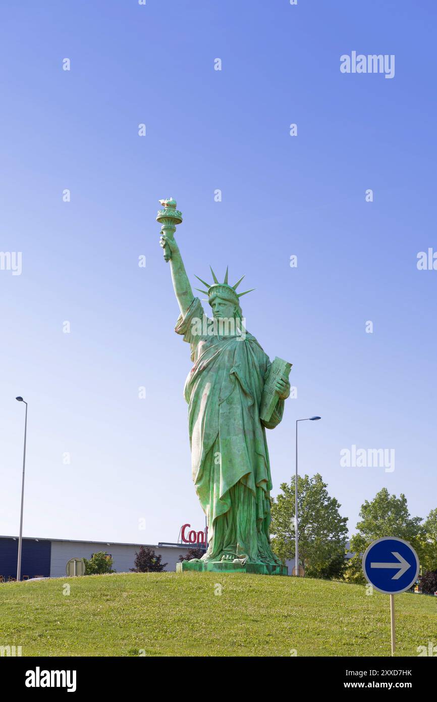Statue of liberty in a roundabout hi-res stock photography and images ...