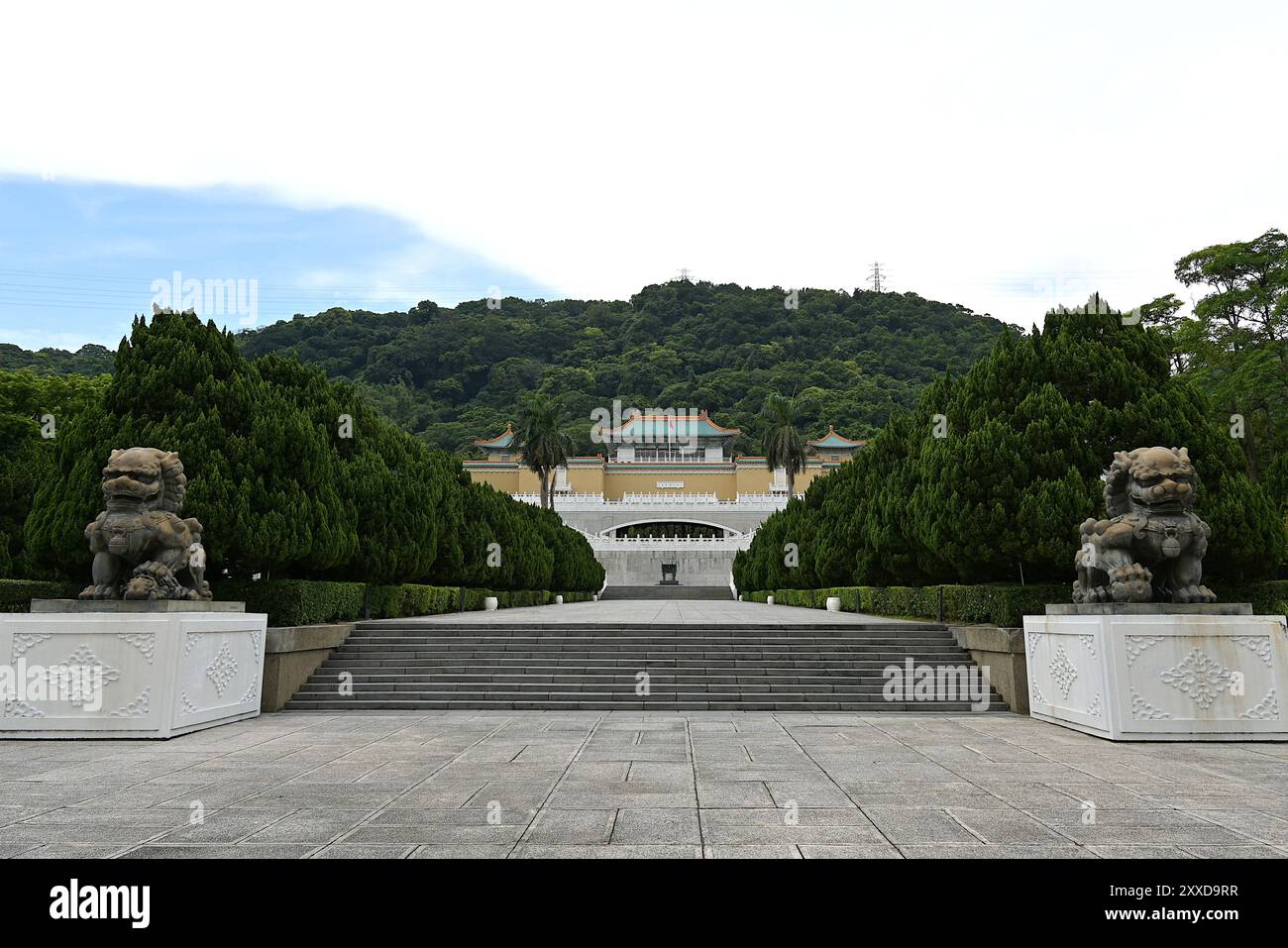 Stone lions guarding the entrance to the northern branch of the Taiwan ...