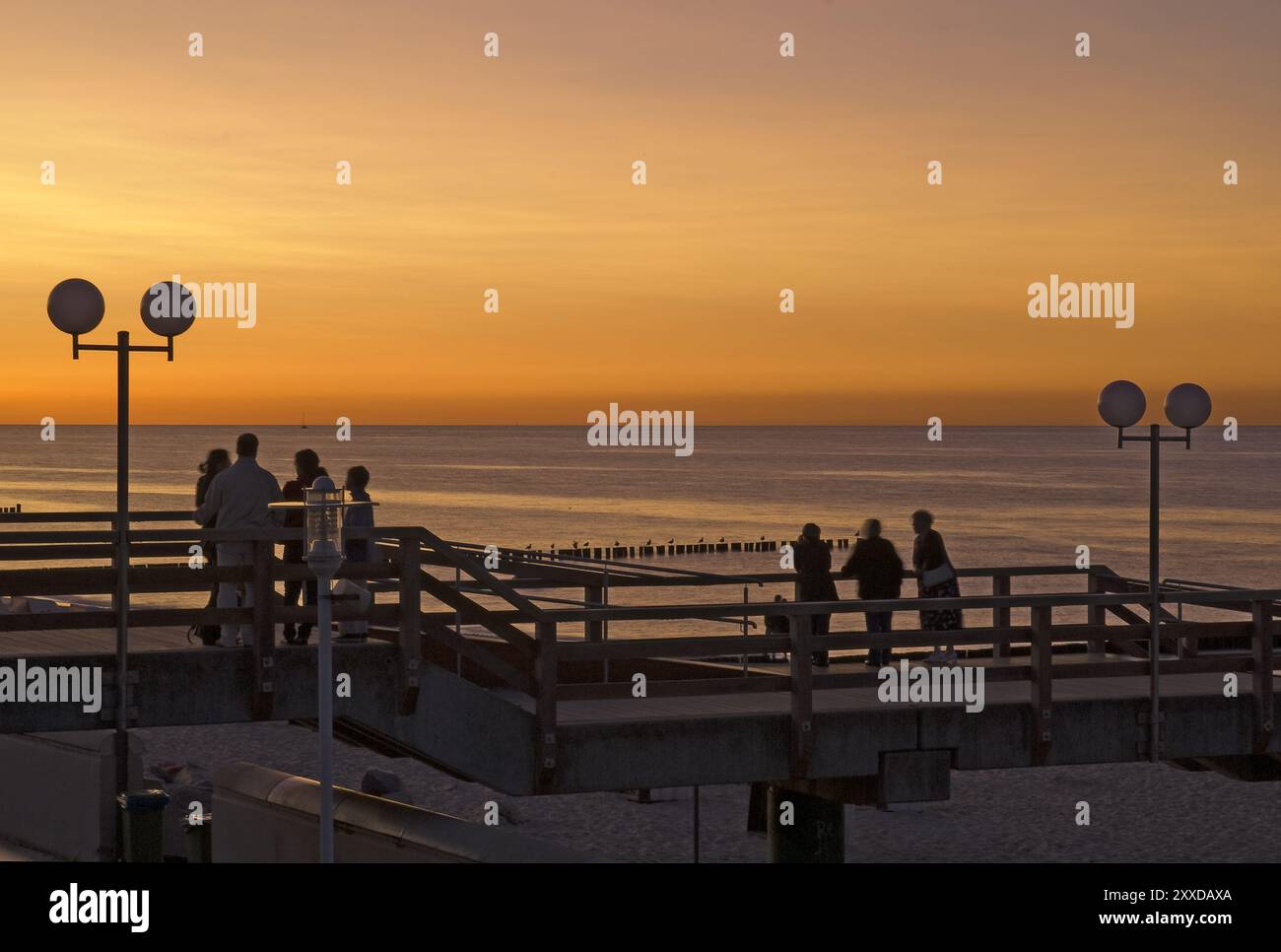 Middle pier light hi-res stock photography and images - Alamy
