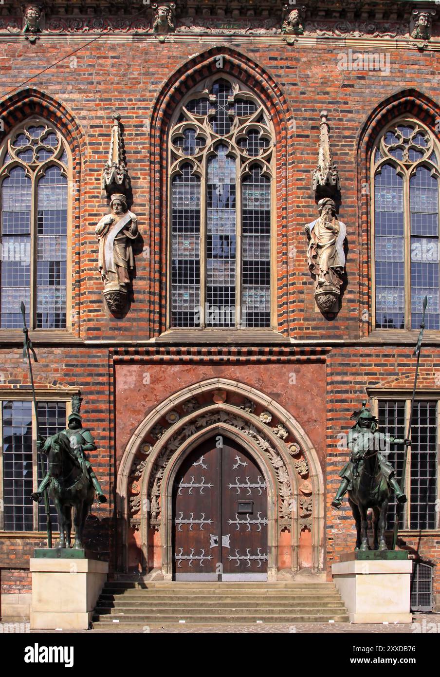 Side view of Bremen Town Hall with heralds Stock Photo - Alamy