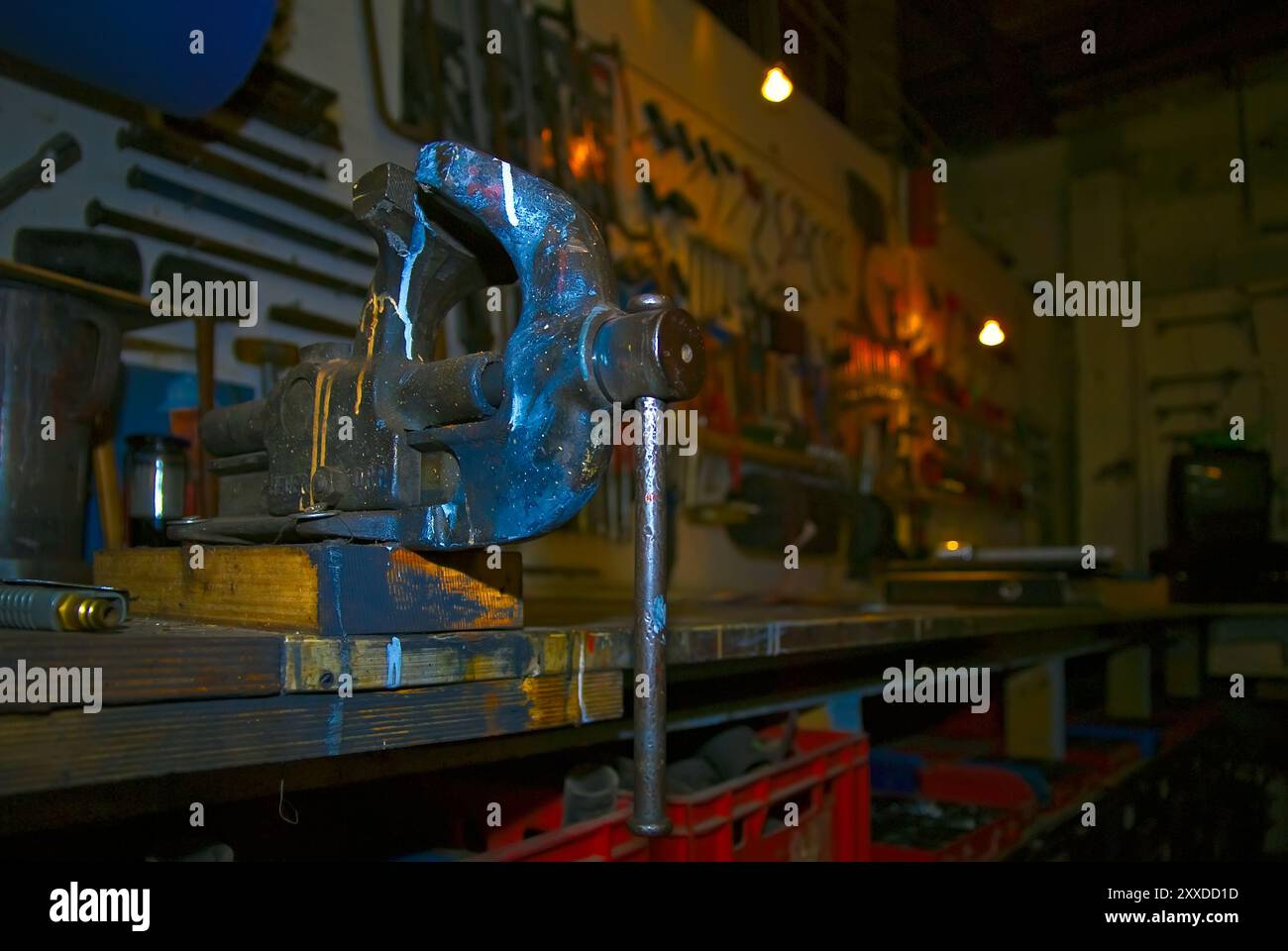 Vice on workbench Stock Photo - Alamy