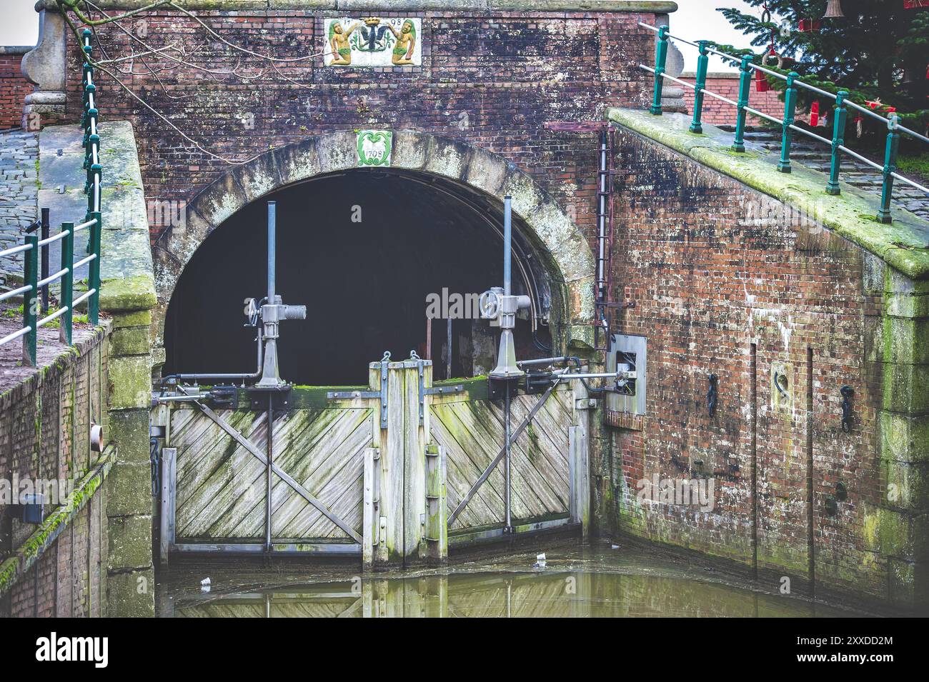 Lock at the New Greetsiel Outer Deep to the harbour Stock Photo - Alamy