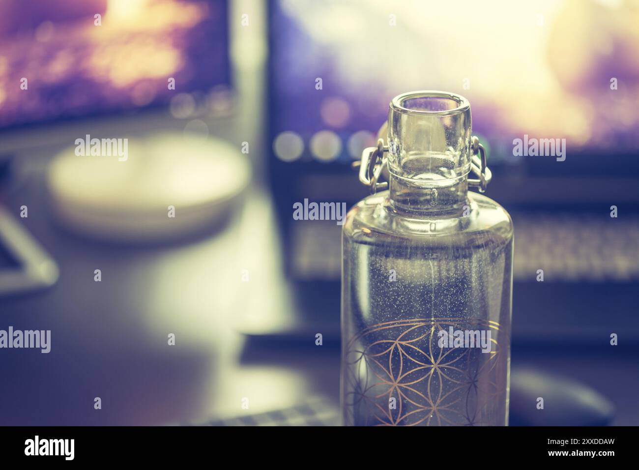 Glass bottle section hi-res stock photography and images - Alamy