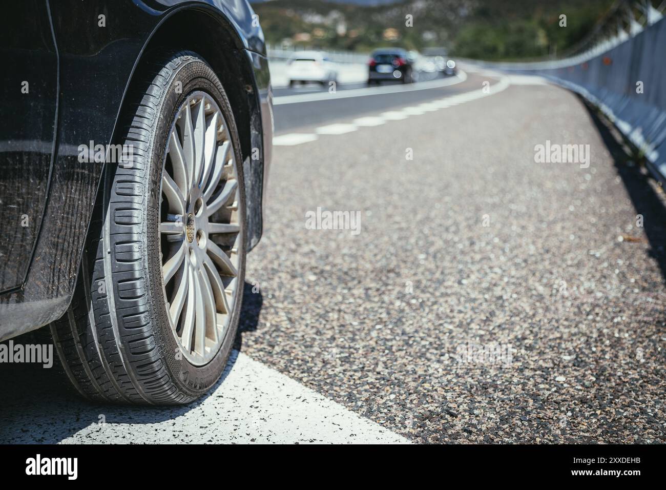 Tyre of a car on the emergency lane, breakdown Stock Photo - Alamy