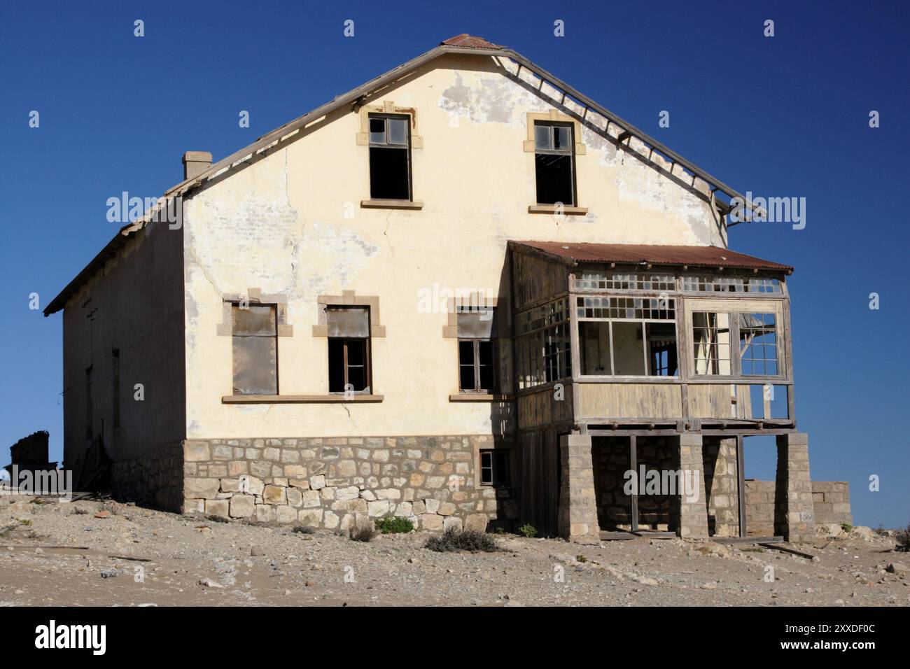 Ruins in the abandoned diamond mining town of Kolmanskop in Namibia ...