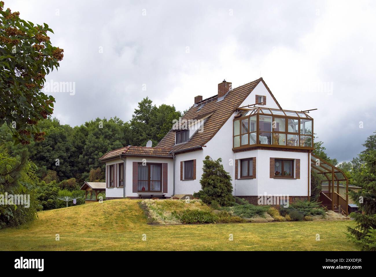 Modern conservatory exterior hi-res stock photography and images - Alamy