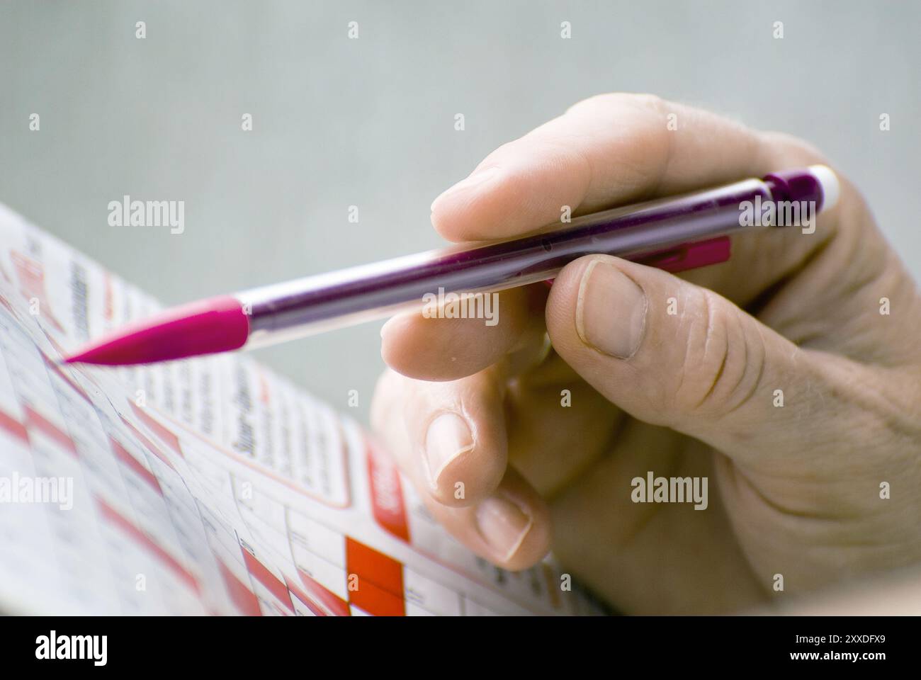 Hand holding pen Stock Photo - Alamy
