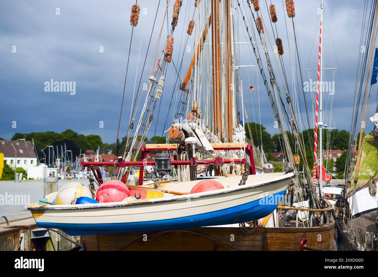 Lifeboat at the stern of a sailing ship Stock Photo - Alamy
