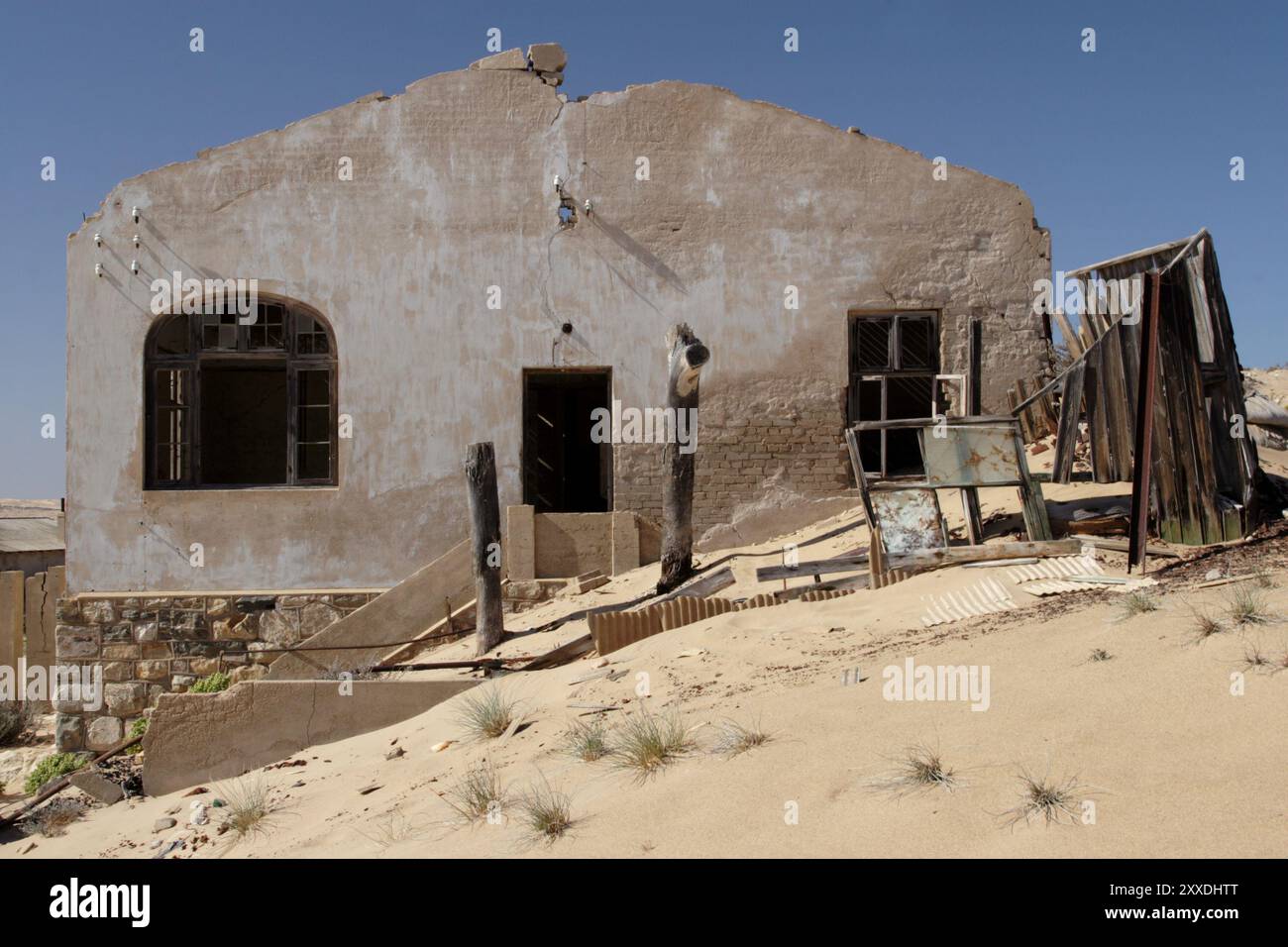 Ruins in the abandoned diamond mining town of Kolmanskop in Namibia ...