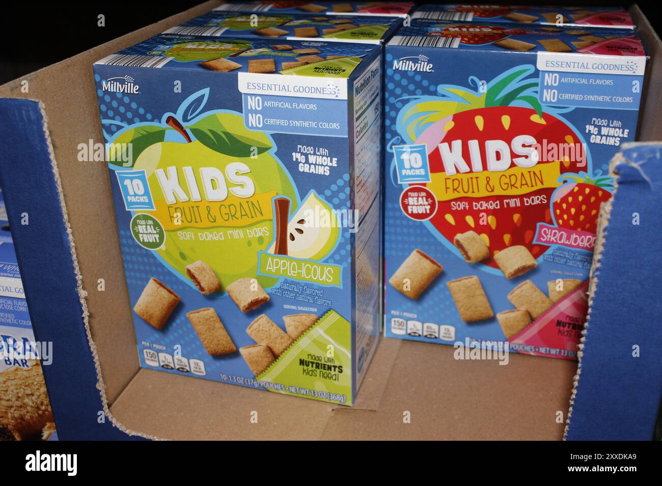 Kids fruit and grain bites hi-res stock photography and images - Alamy