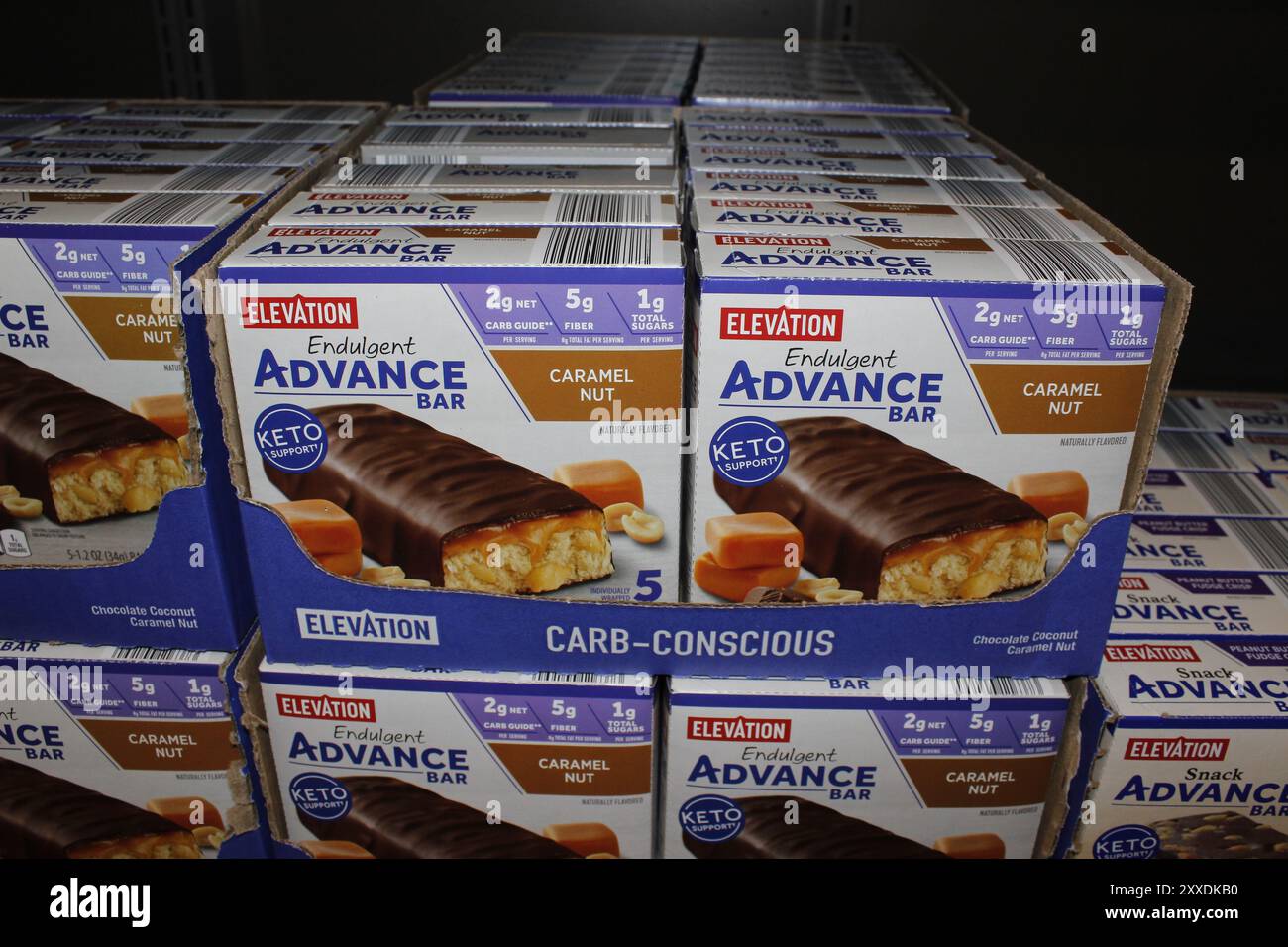 ALDI ELEVATION ADVANCE BAR in boxes on a shelf shot closeup Stock Photo ...