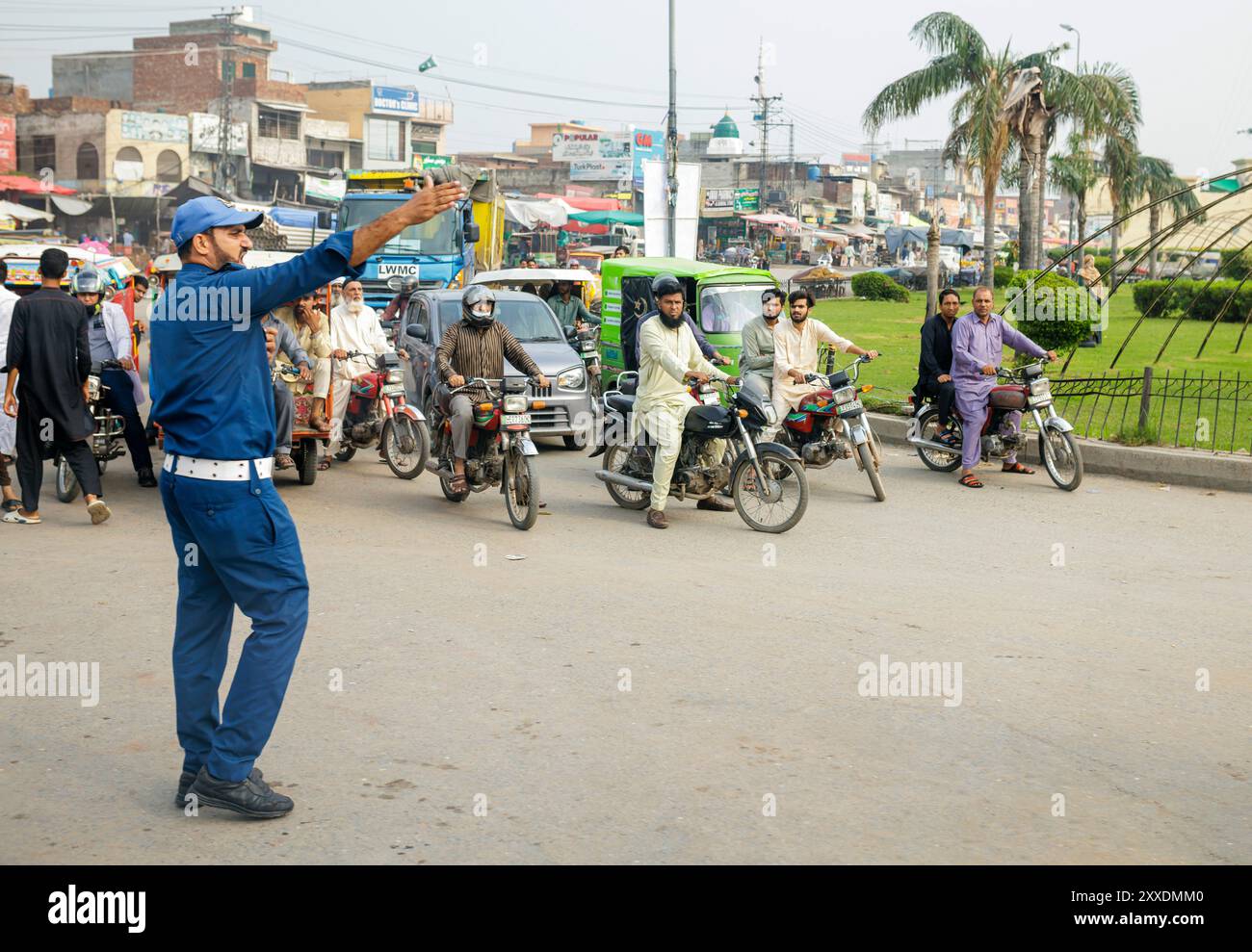 Pakistan traffic policeman hi-res stock photography and images - Alamy