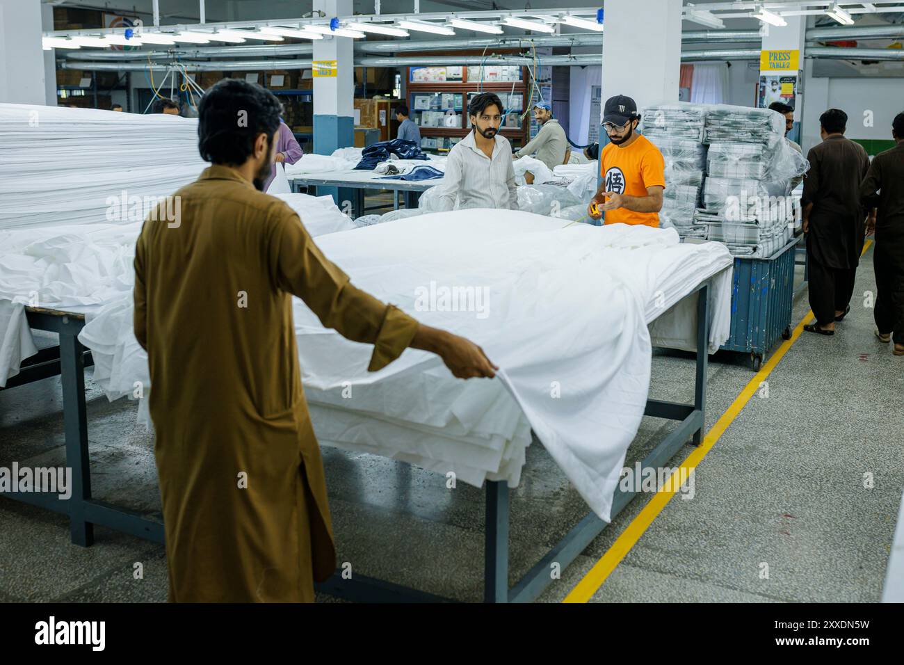 Islamabad, Pakistan. 21st Aug, 2024. Workers in the textile factory ...
