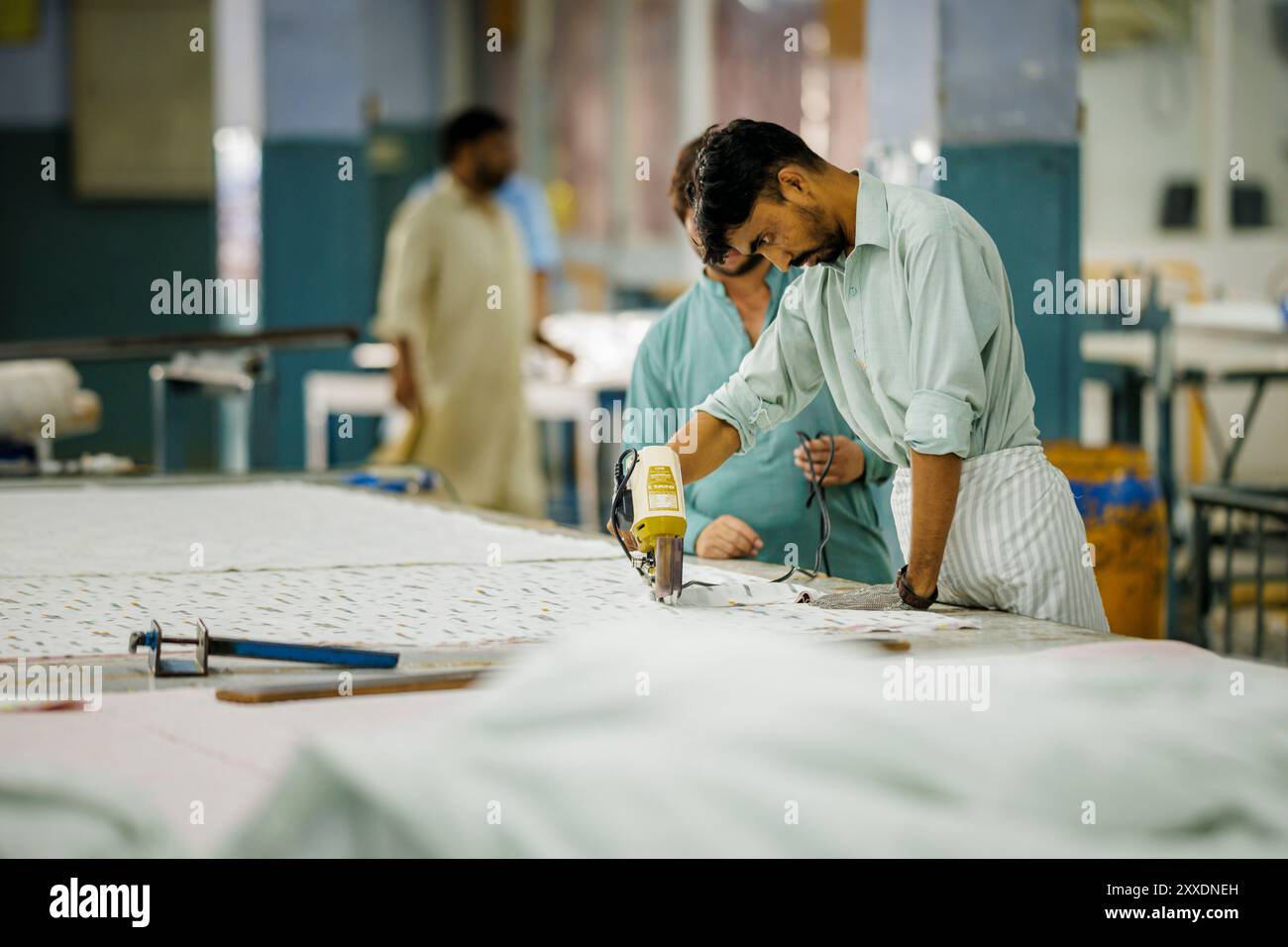 Islamabad, Pakistan. 21st Aug, 2024. Workers in the textile factory ...