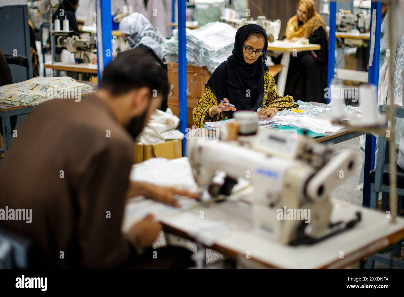 Islamabad, Pakistan. 21st Aug, 2024. Workers in the textile factory ...