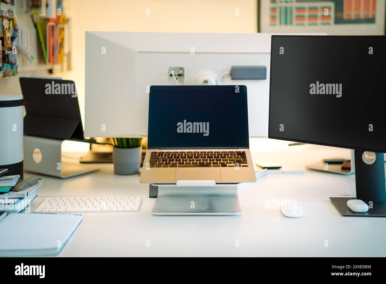 Screen computer office home hi-res stock photography and images - Alamy