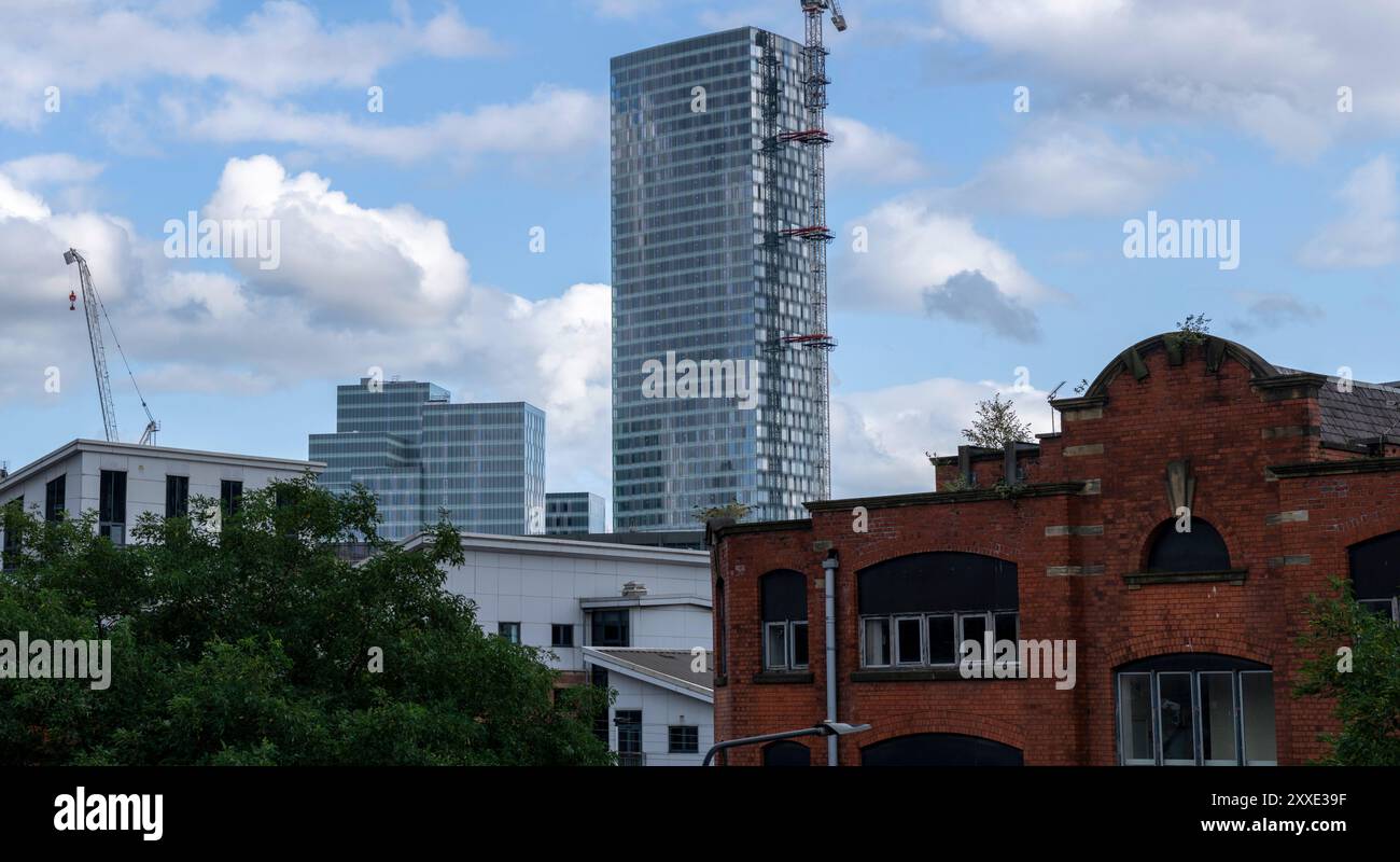 Roof construction skyscraper hi-res stock photography and images - Alamy
