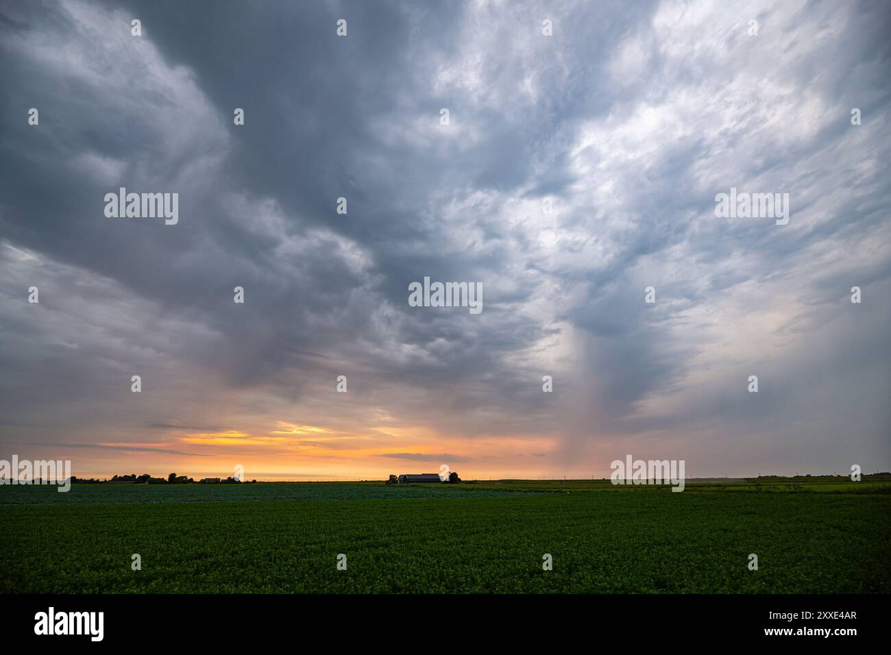 Clouds over midwest field hi-res stock photography and images - Alamy