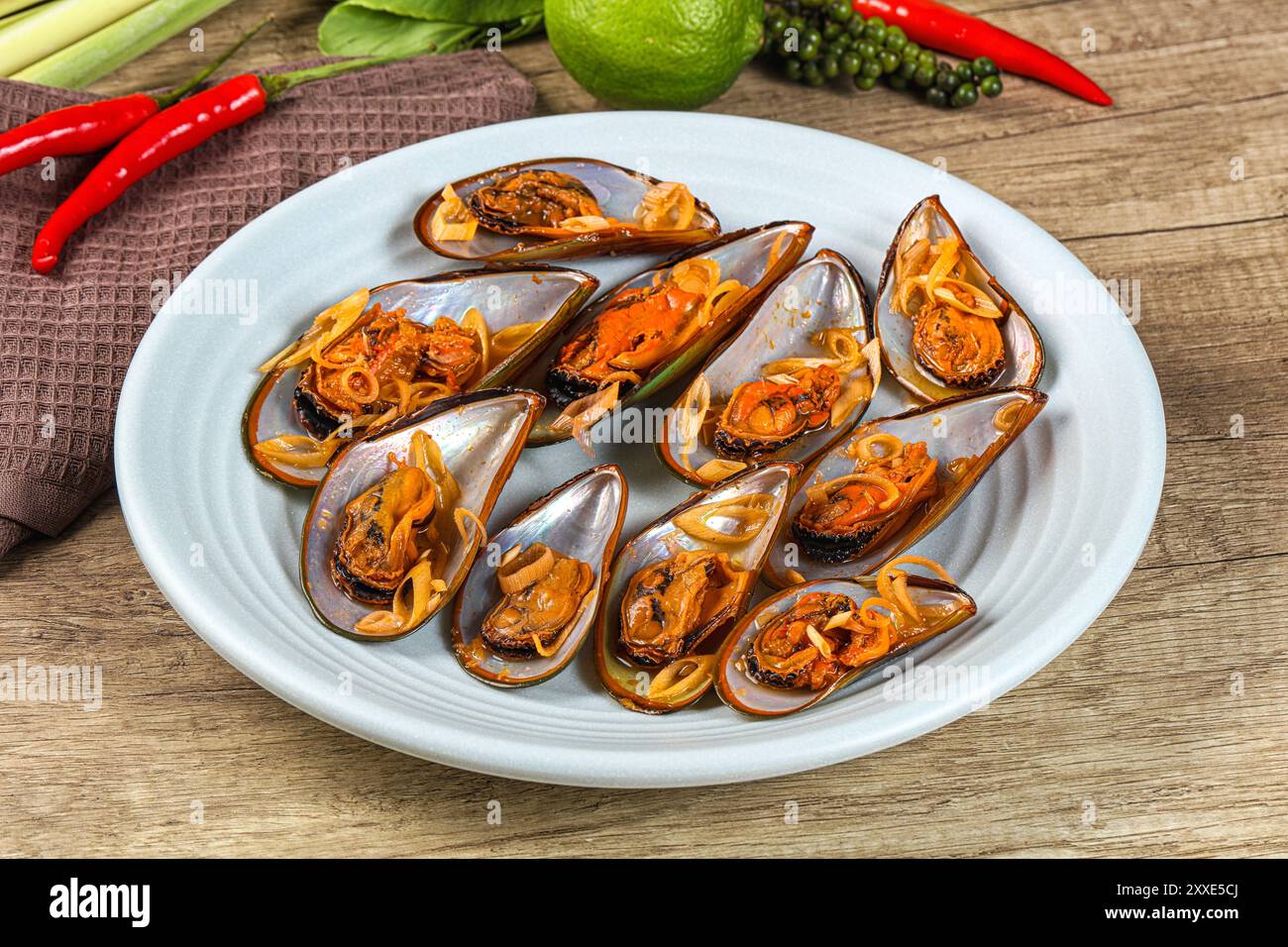 Steamed Messels with lemongrass and tomato Stock Photo - Alamy