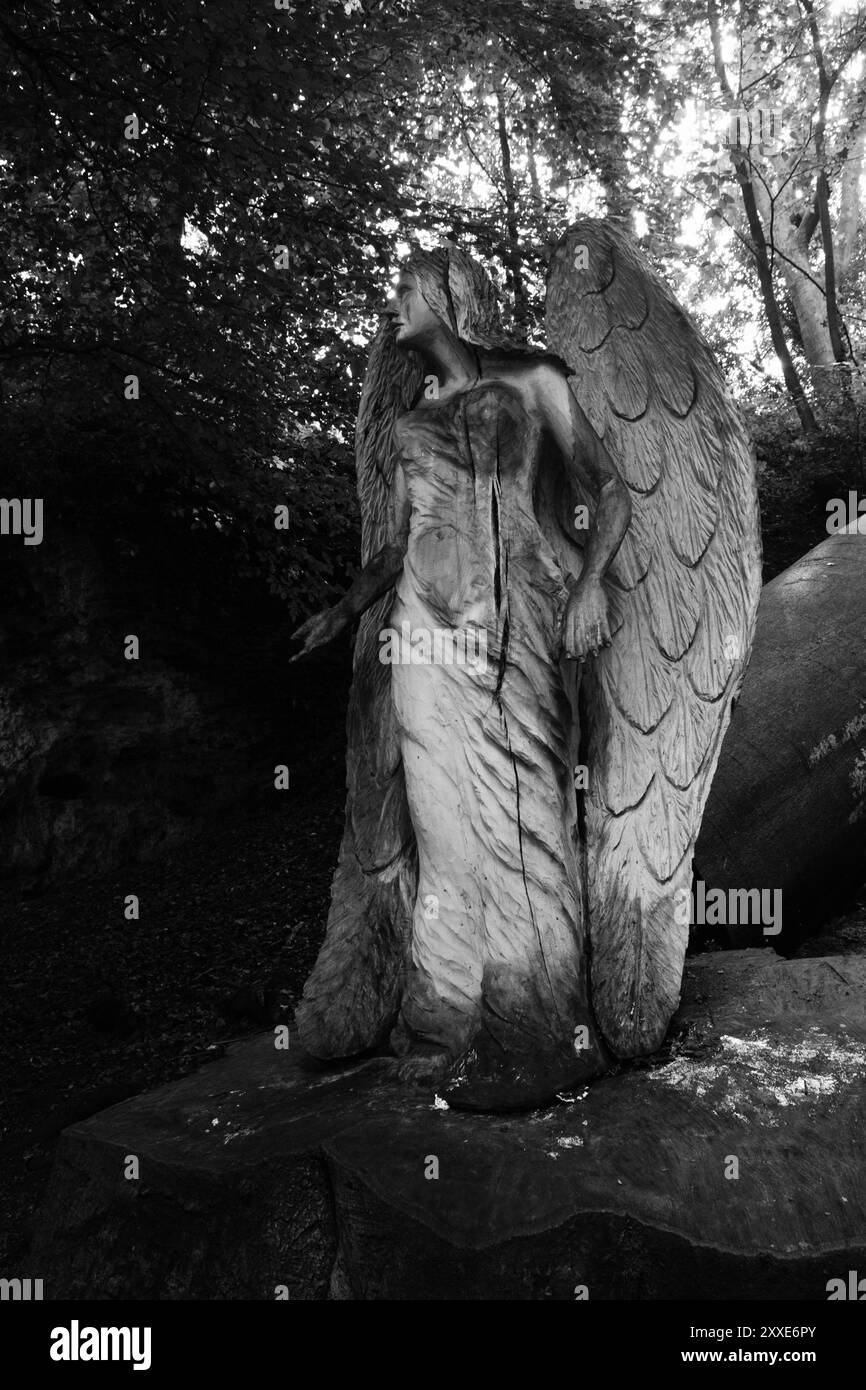 Black angel statue hi-res stock photography and images - Alamy