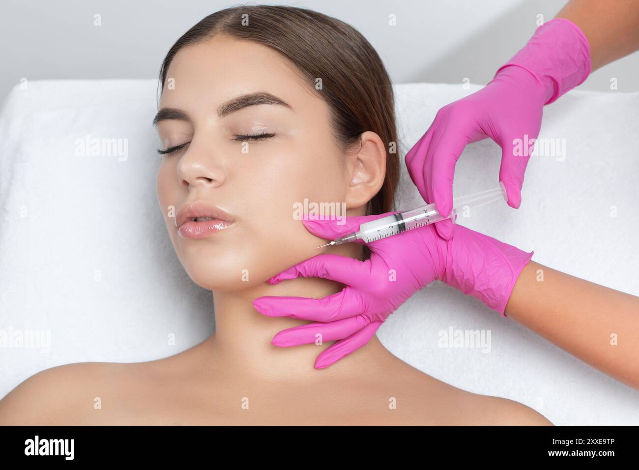 Cosmetologist makes lipolytic injections to burn fat on the chin ...