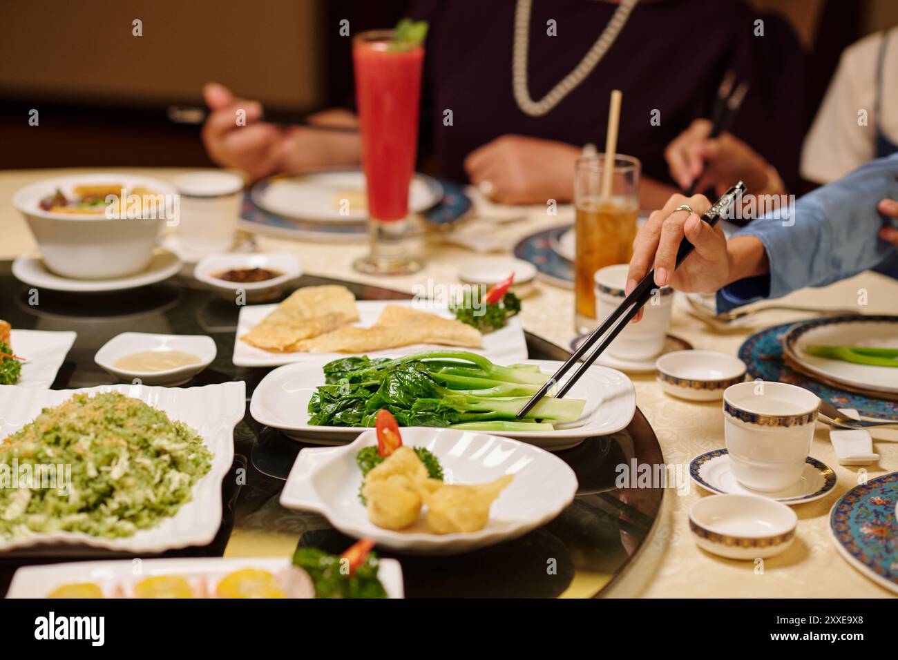 People Eating Chinese Food In The Restaurant Stock Photo - Alamy