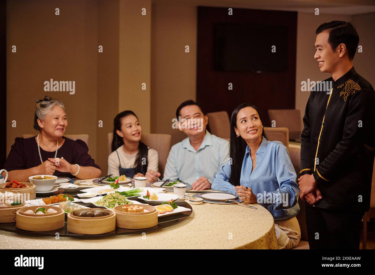 Chinese restaurant family waiter hi-res stock photography and images ...