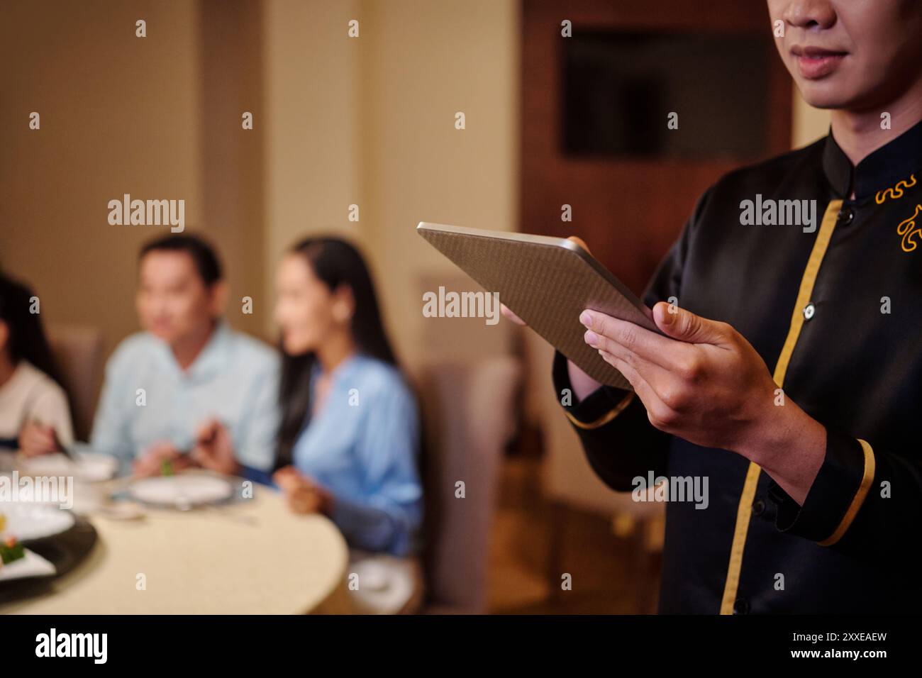 Mom daughter tablet table hi-res stock photography and images - Alamy