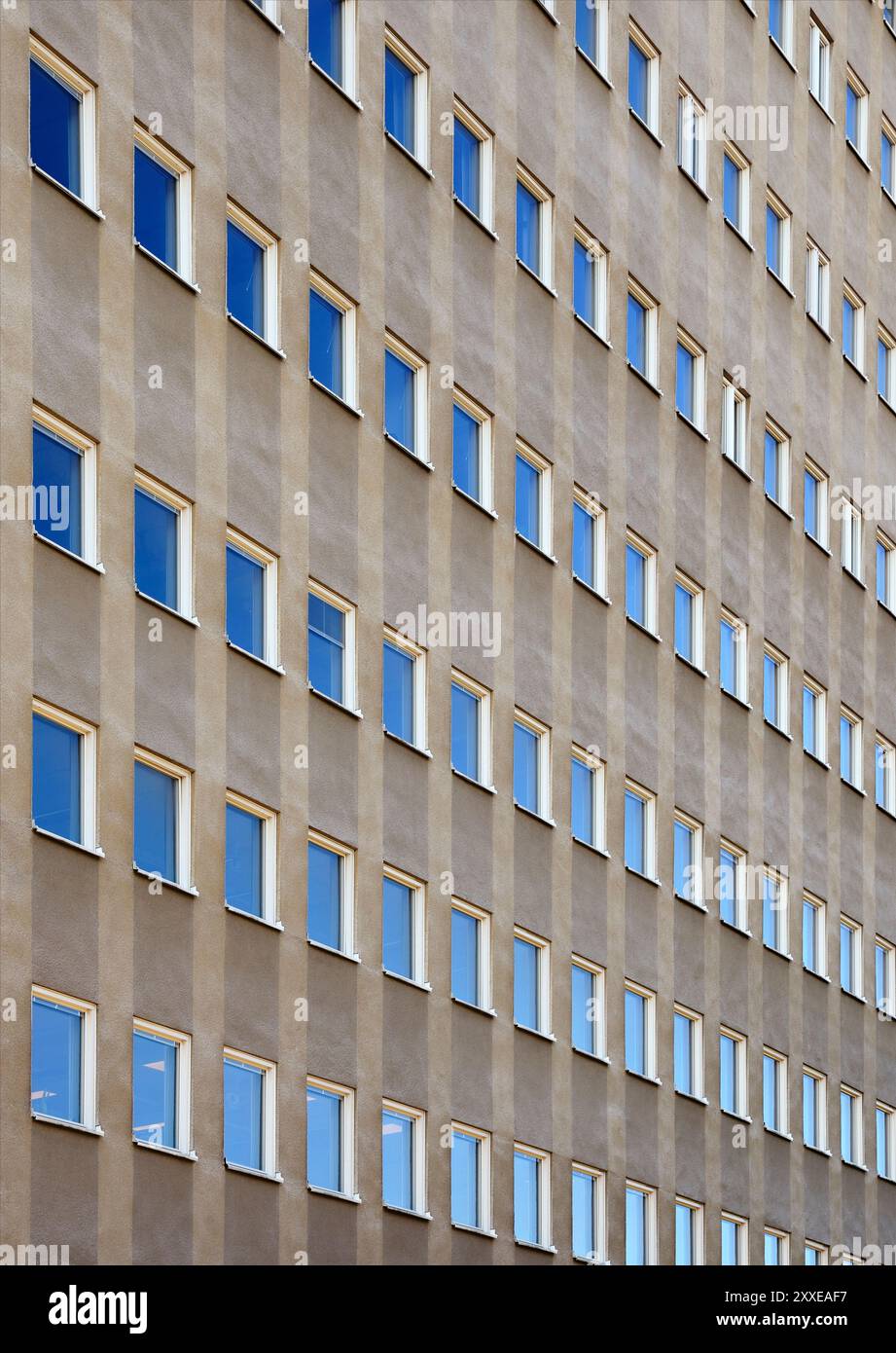 Building a block wall hi-res stock photography and images - Alamy