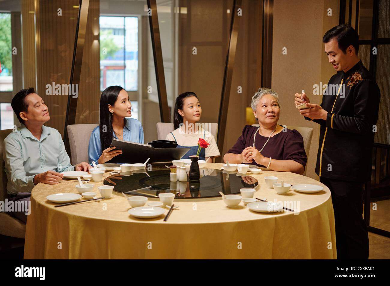 Chinese restaurant family waiter hi-res stock photography and images ...