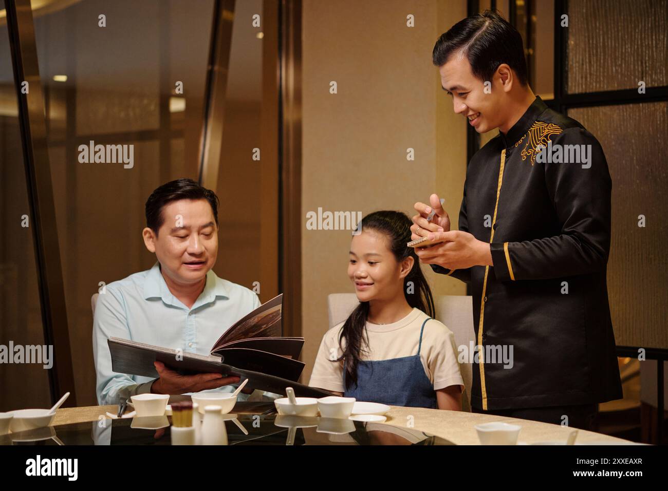 Guests girl daughter mother hi-res stock photography and images - Alamy