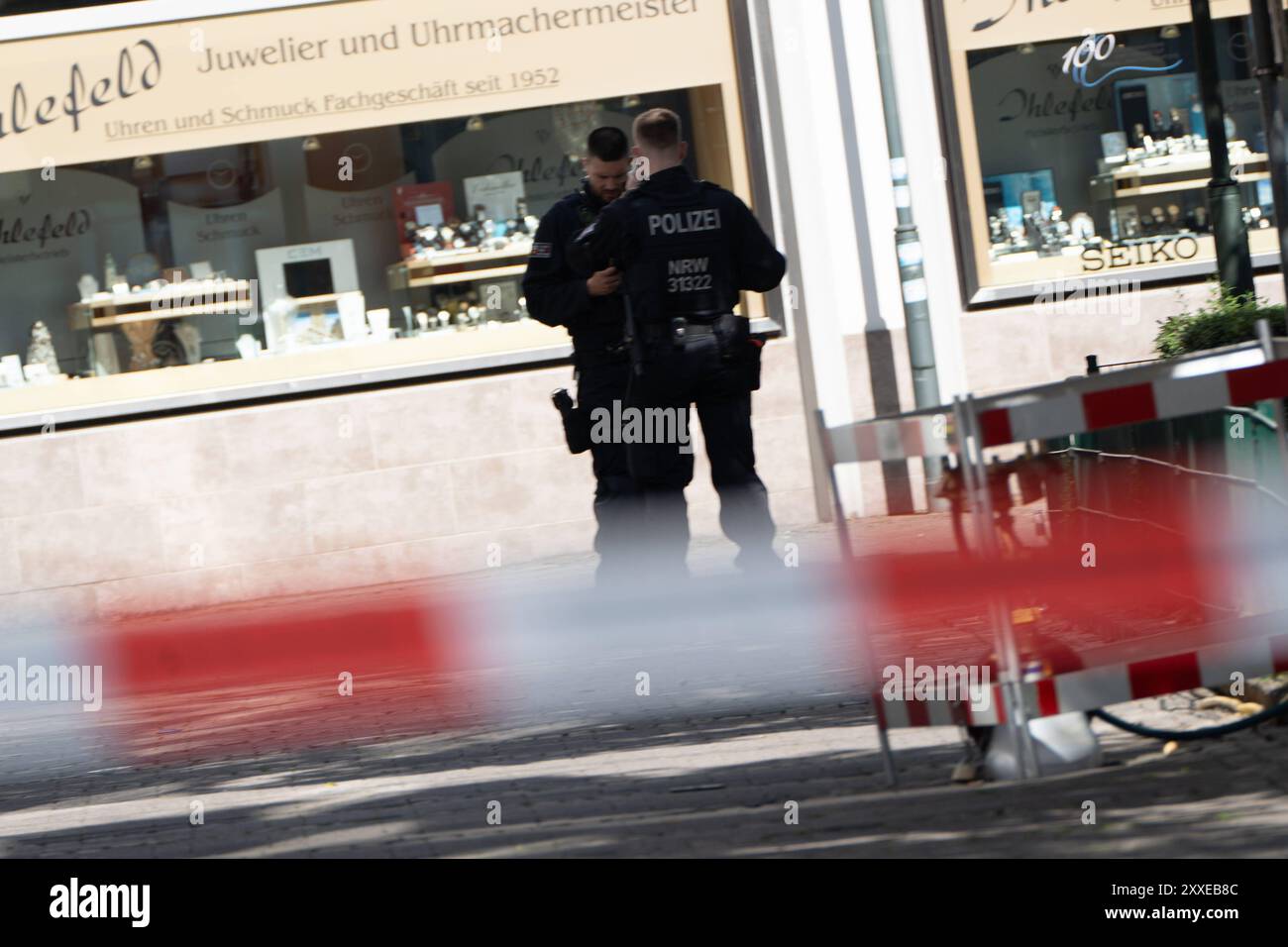 Polizisten bewachen den Tatort in der Solinger InnenstadtTerroranschlag ...
