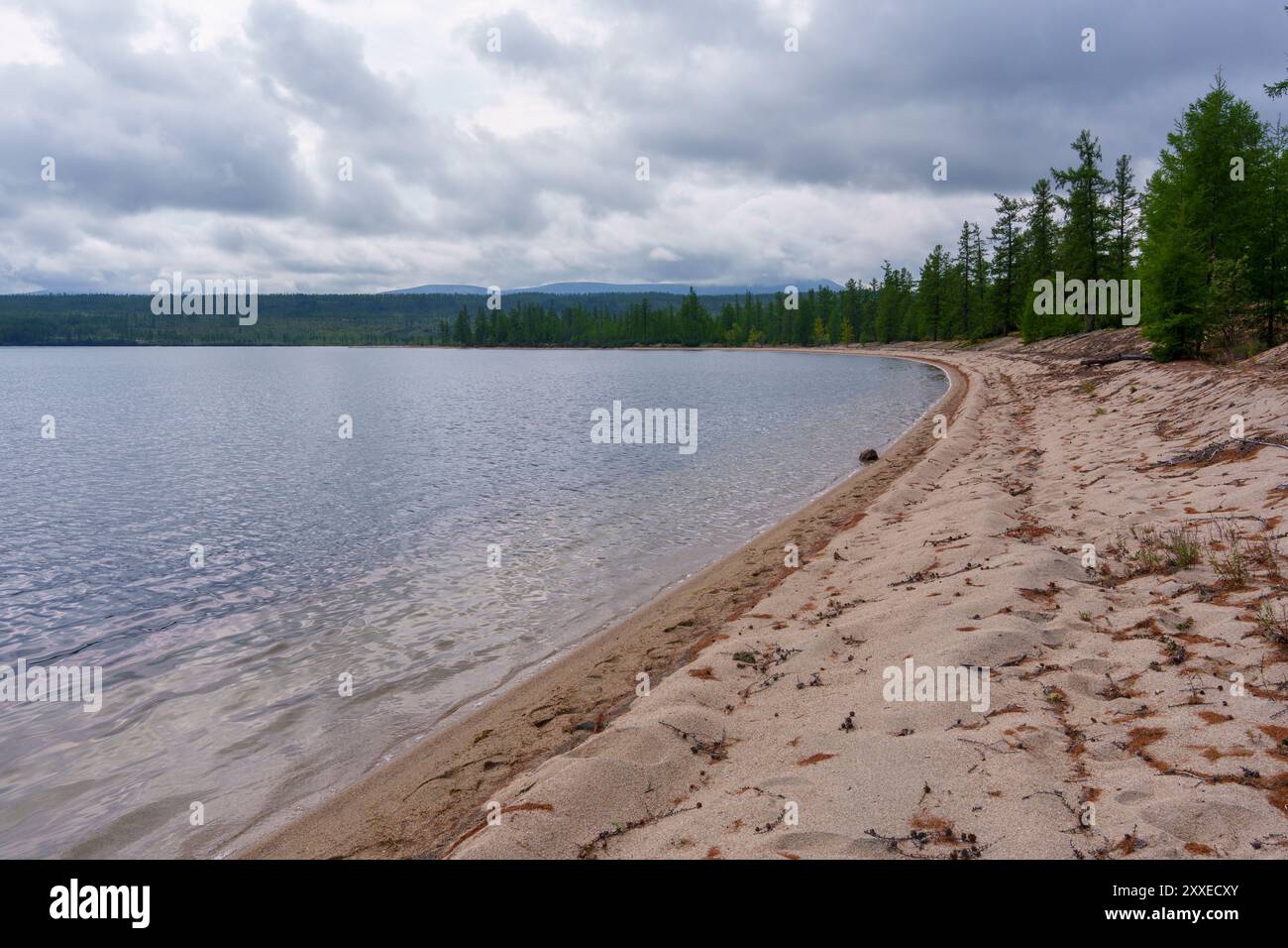 Curved lakeshore hi-res stock photography and images - Alamy