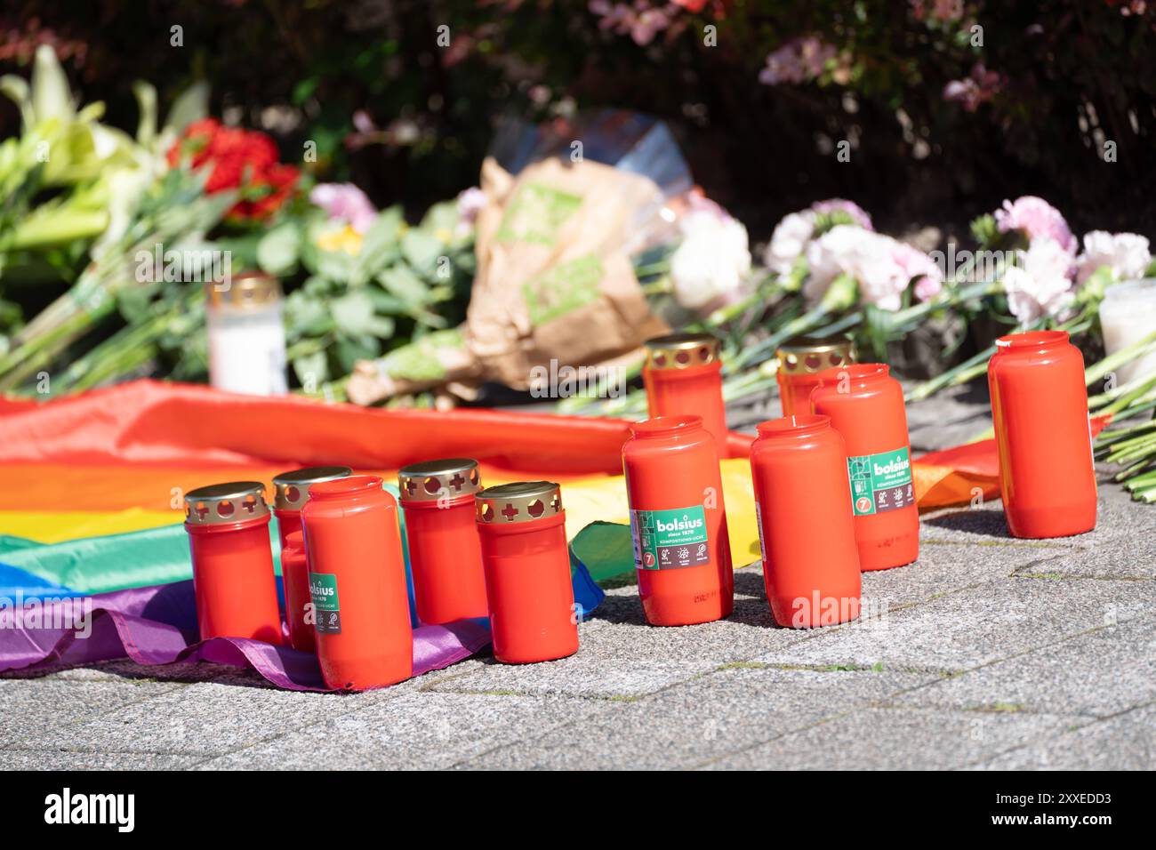 Nahe dem Tatort niedergelegte Blumen, Kerzen und eine ...