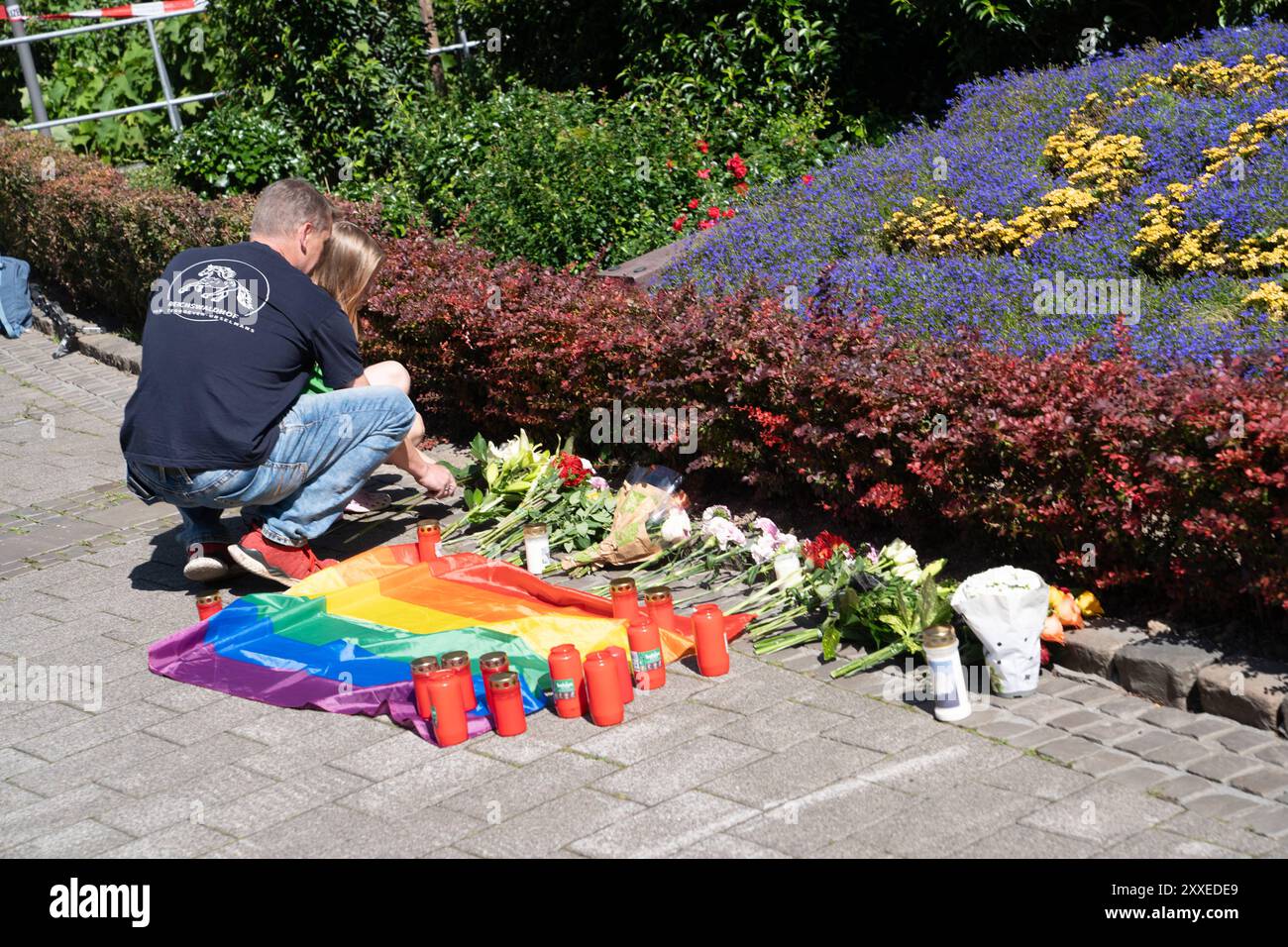 Nahe dem Tatort niedergelegte Blumen, Kerzen und eine ...