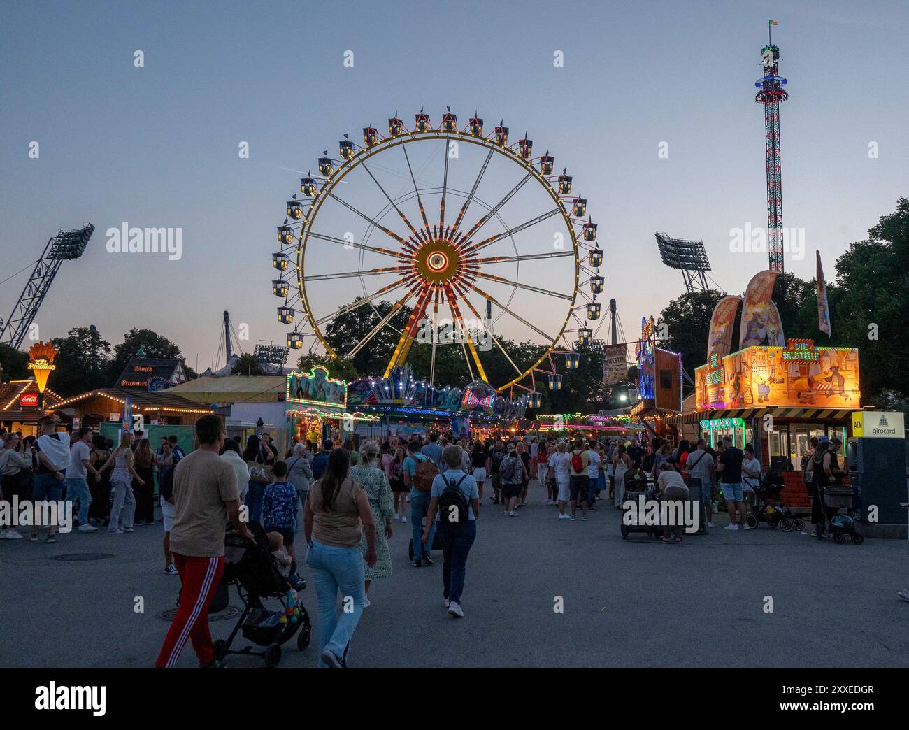 Muenchen, Sommerfestival Olympiapark 2024 , Abendstimmung ...
