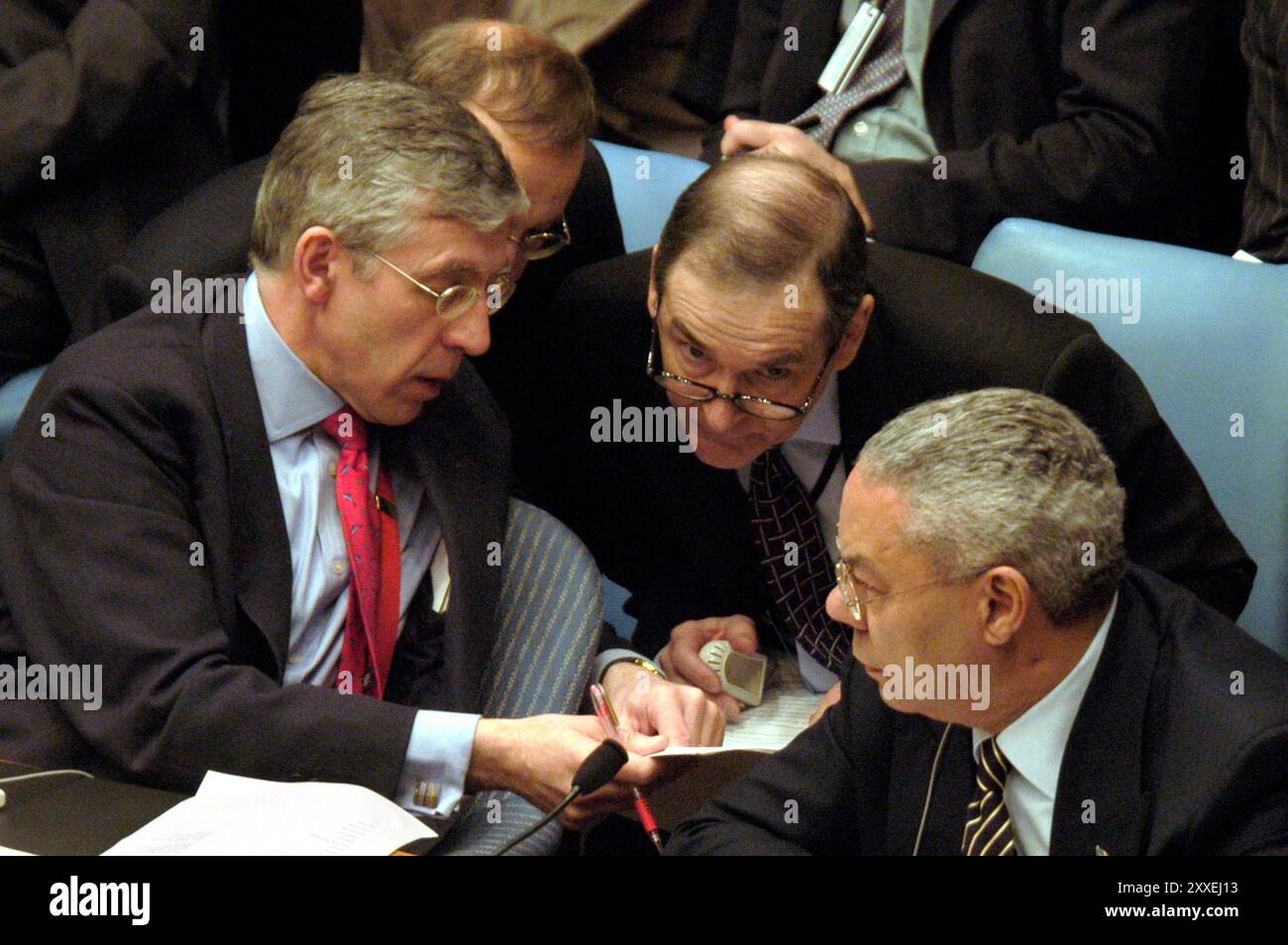 Colin Powell receiving notes from UK Minister of Foreign Affairs, Jack ...