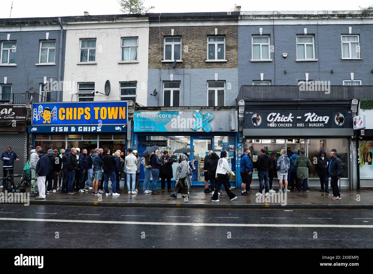 Queue poles hi-res stock photography and images - Alamy