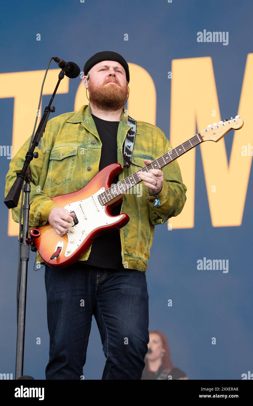 Tom walker on stage hi-res stock photography and images - Alamy