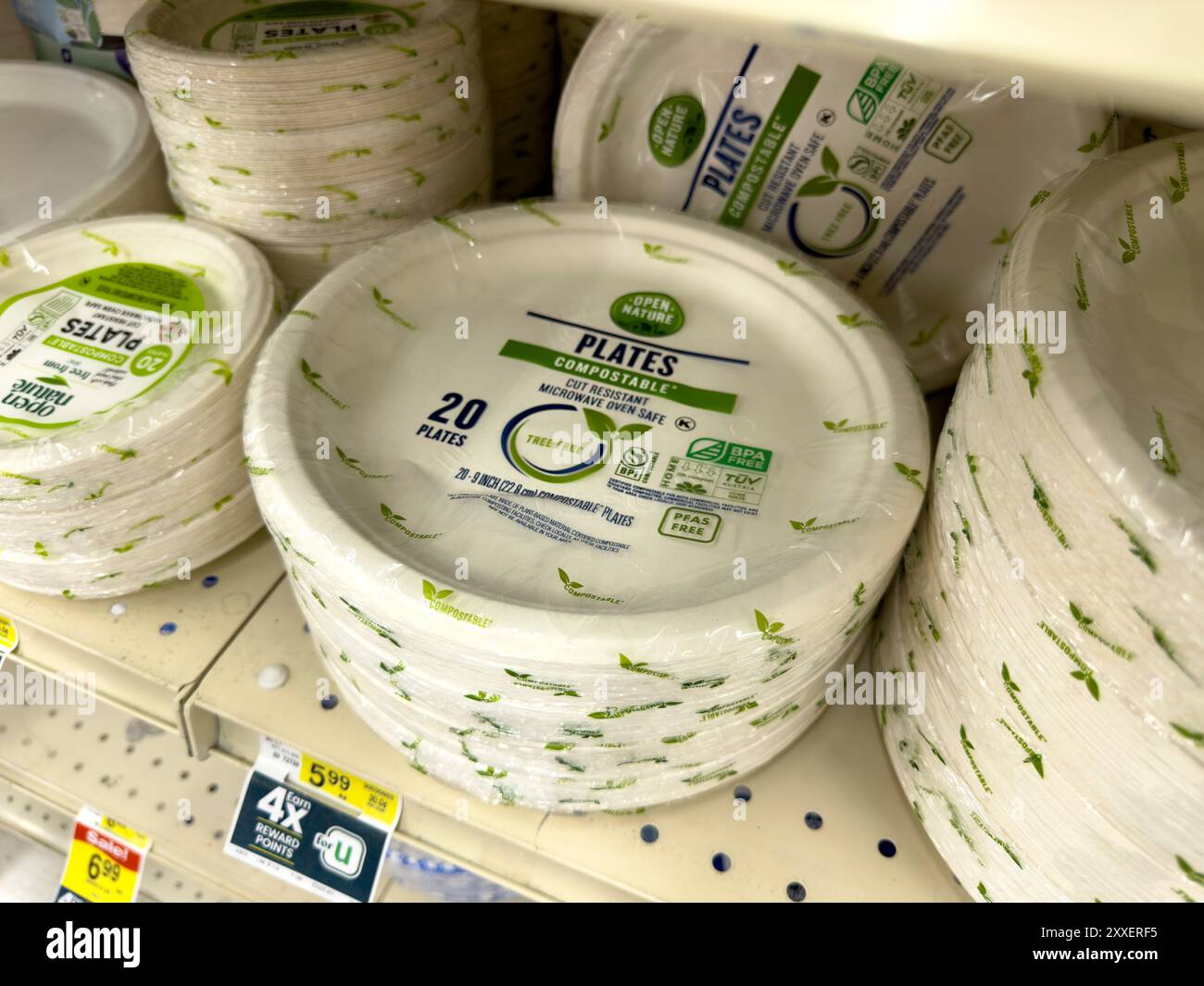 Compostable food plates hi-res stock photography and images - Alamy