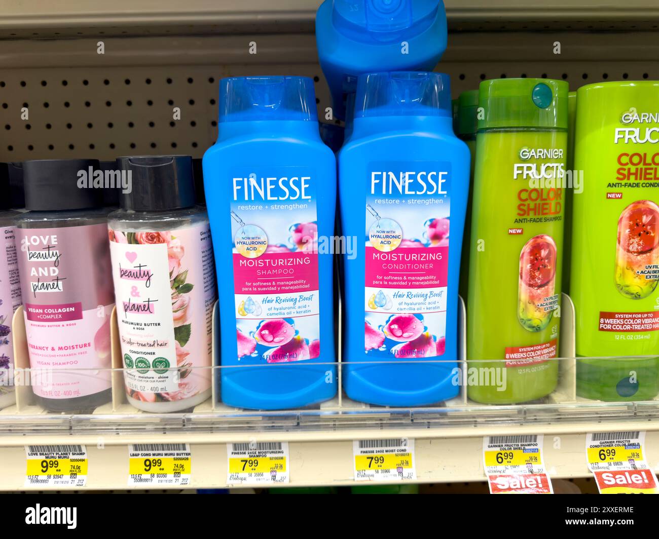 Grocery store shelf shampoo hi-res stock photography and images - Alamy