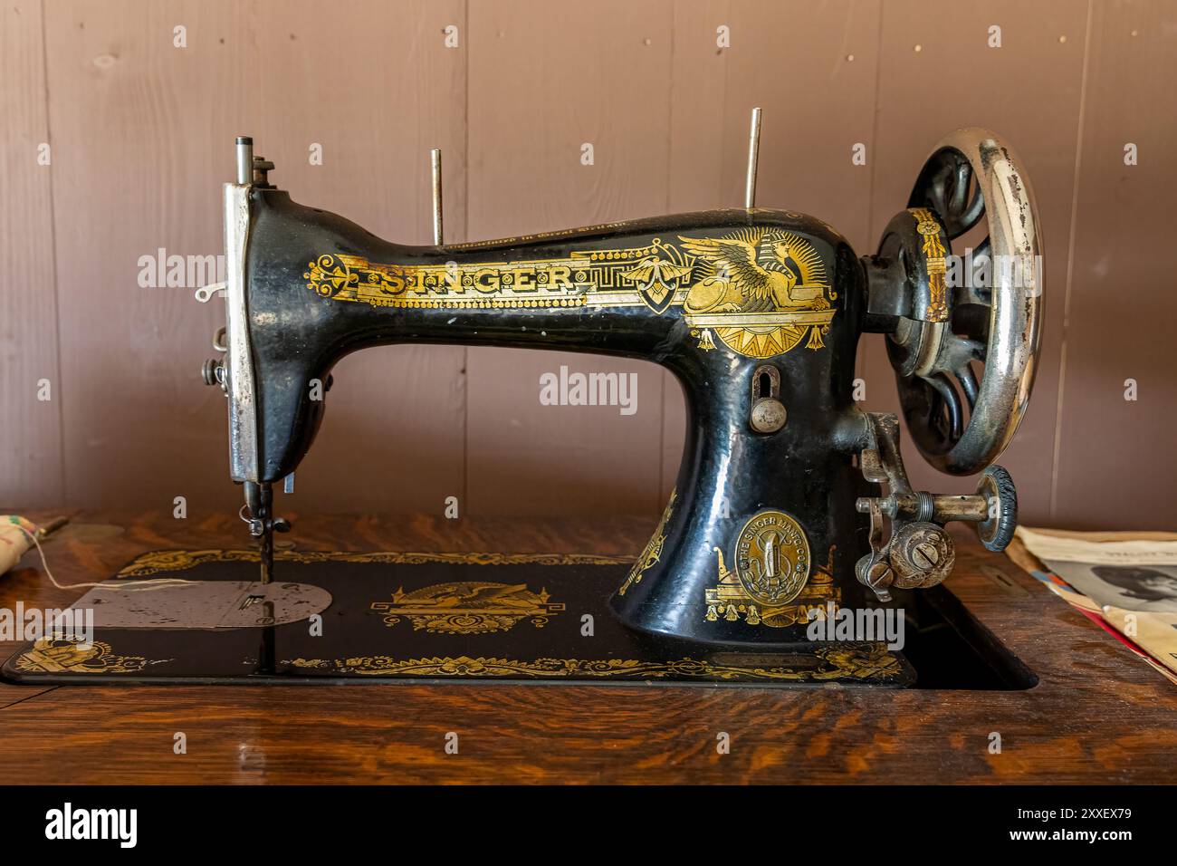 Black singer sewing machine hi-res stock photography and images - Alamy