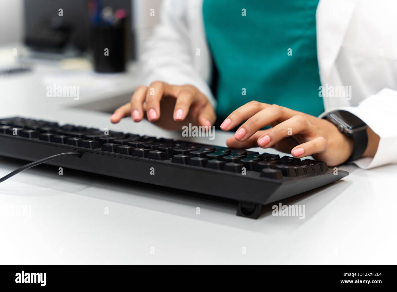 Doctor typing keyboard hi-res stock photography and images - Alamy