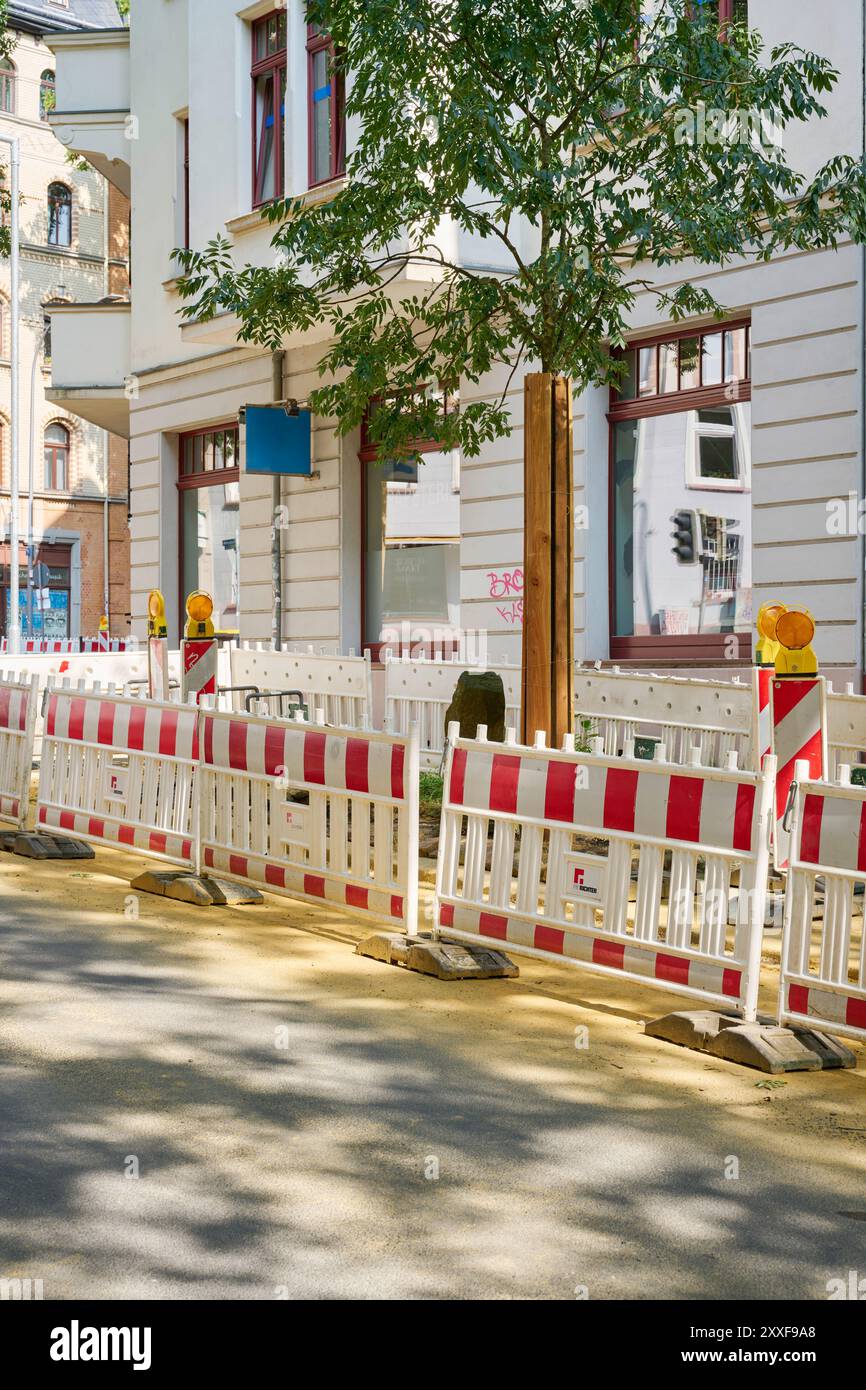 Absperrung einer Straßenbaustelle vor sanierten Altbauten Stock Photo ...