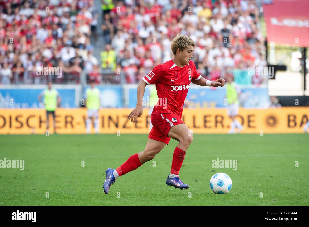 Ritsu Doan (SC Freiburg, #42) am Ball, GER, SC Freiburg (SCF) vs VfB ...
