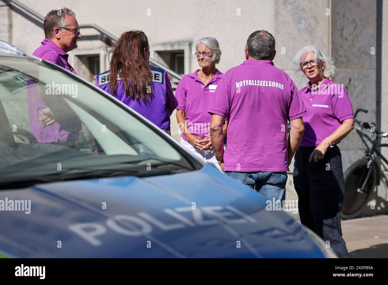 Solingen, Germany. 24th Aug, 2024. Emergency counselors stand together ...