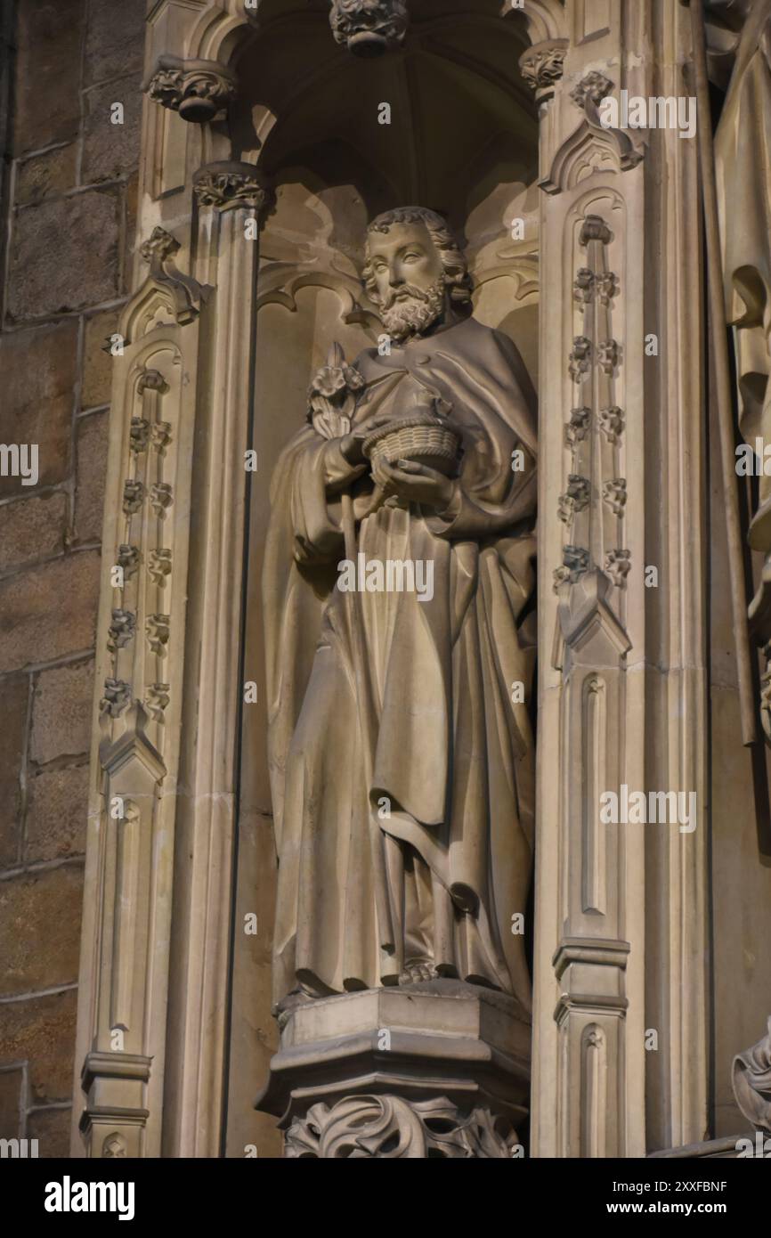 La collégiale Sainte-Waudru de Mons est un édifice religieux catholique ...