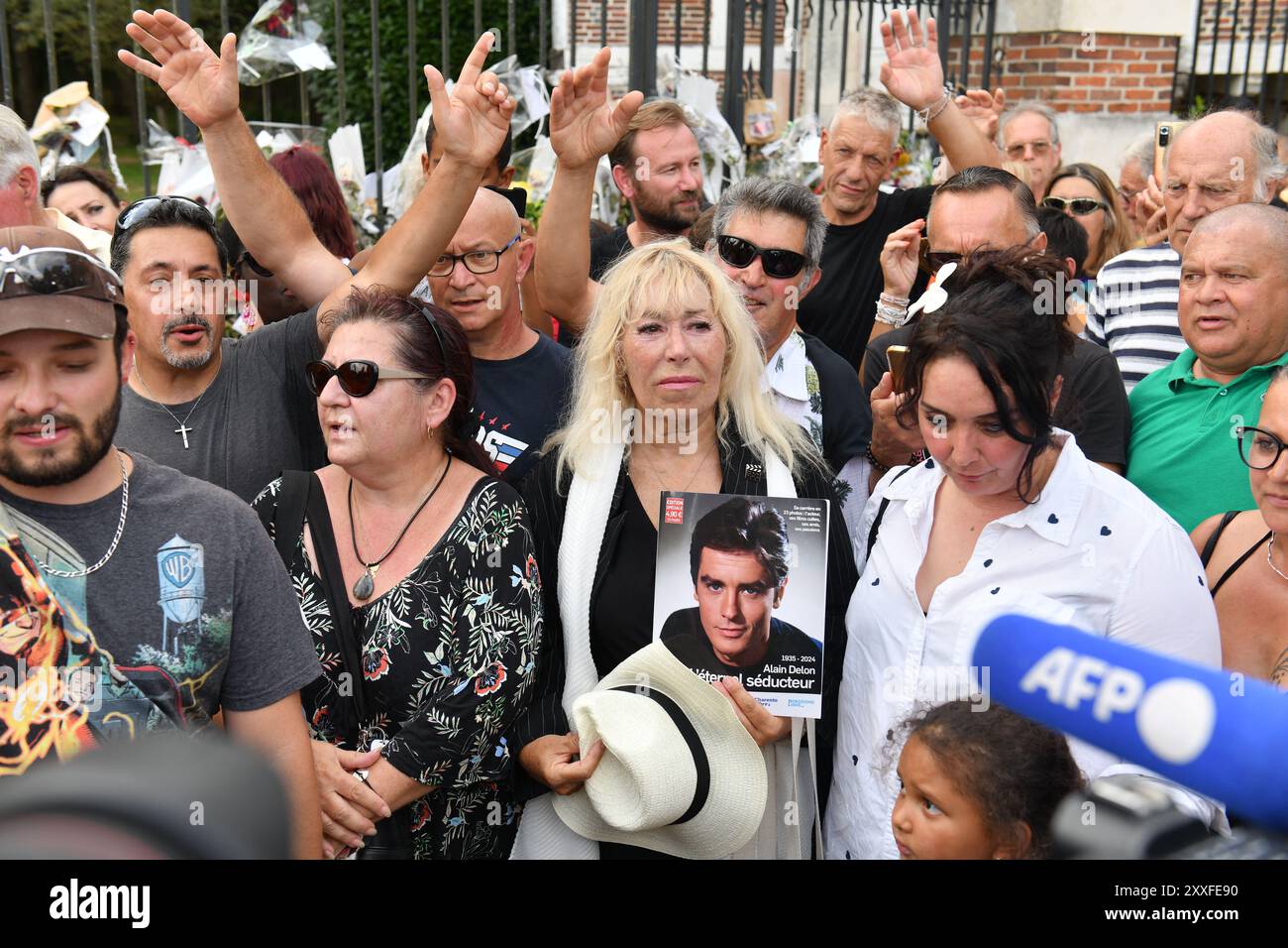 Douchy, France. 24th Aug, 2024. Fans and mourners pay tribute to the ...