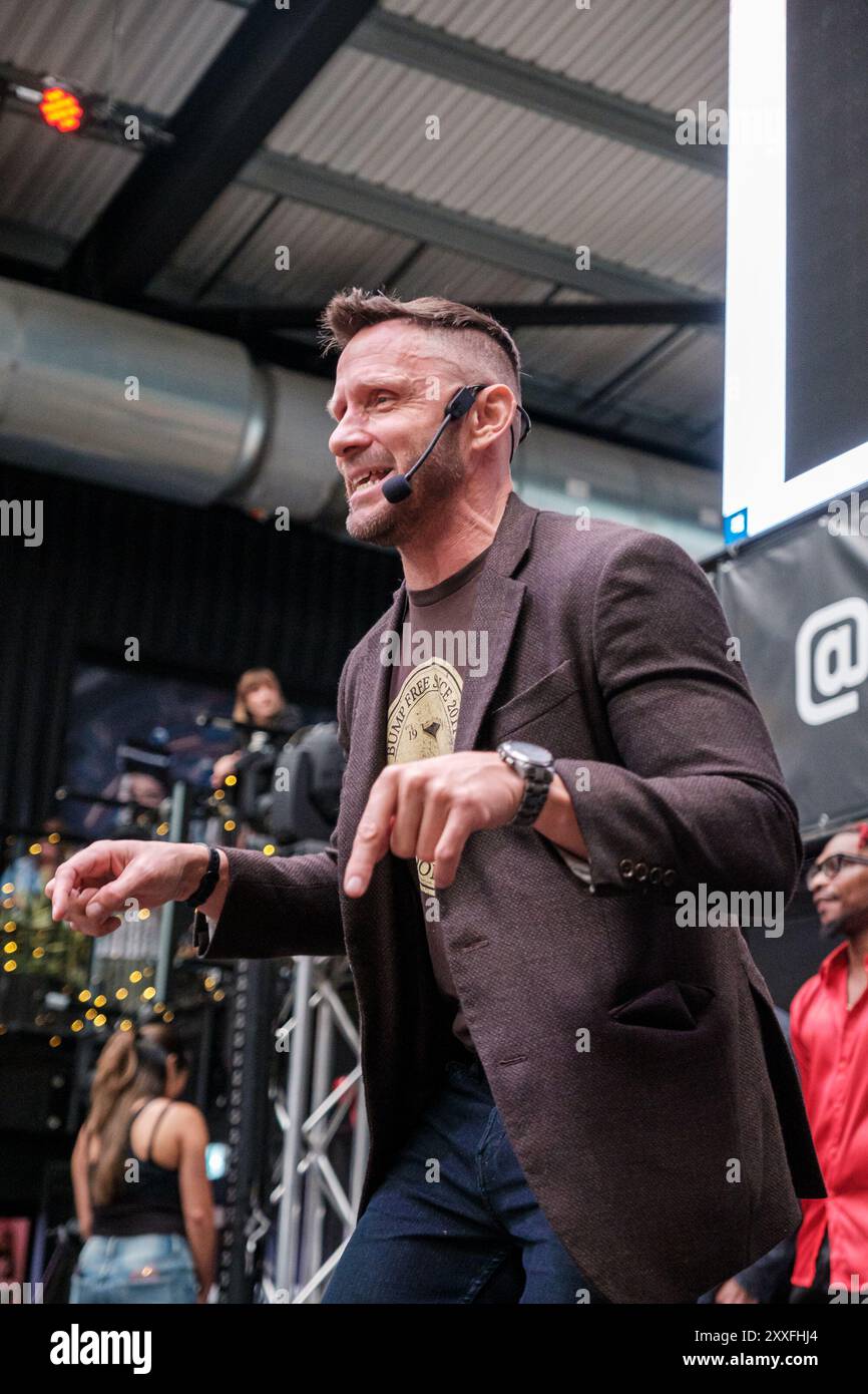Aew fan fest hi-res stock photography and images - Alamy